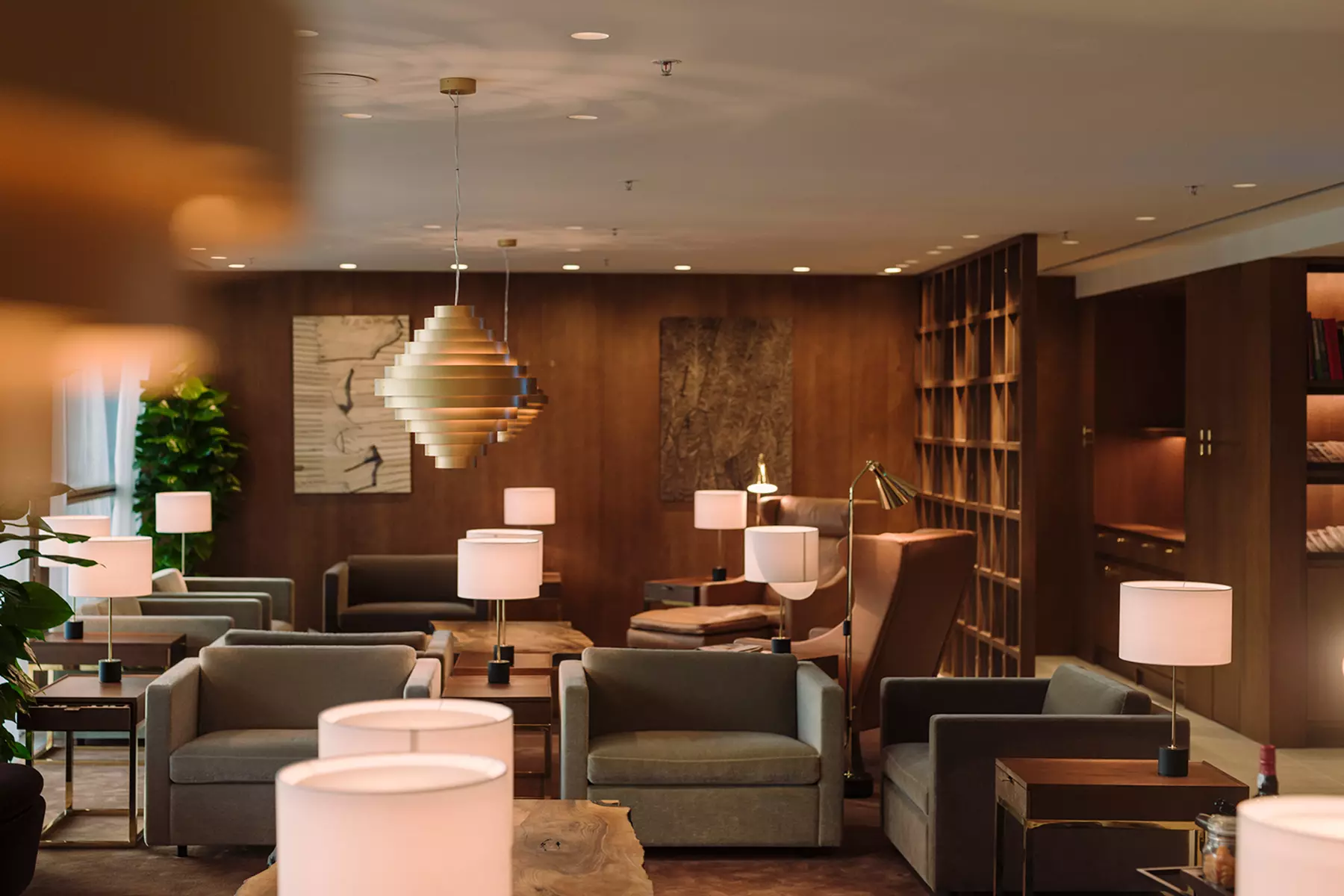 Totonu o le Cathay Pacific Le Pier First Class Lounge, Hong Kong