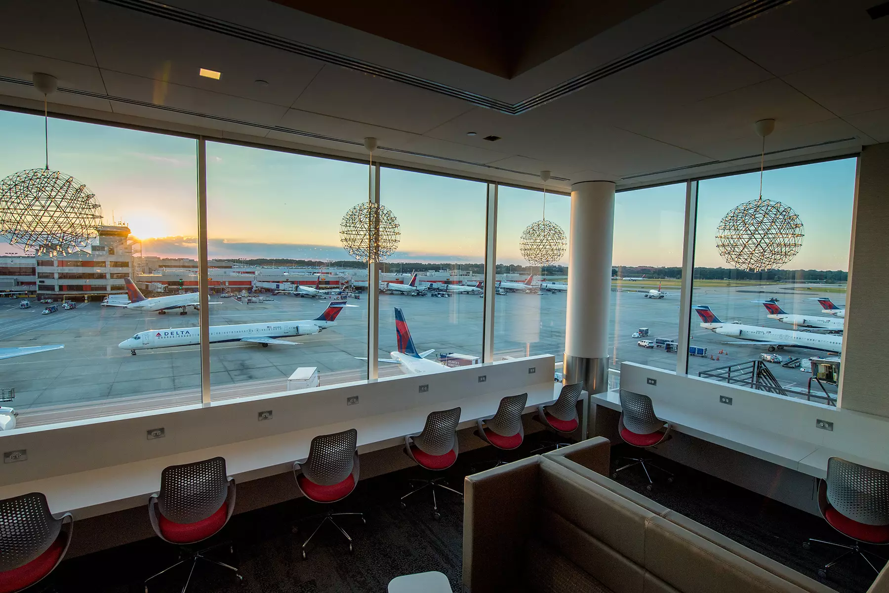 ຮູບພາບພາຍໃນຂອງ Terminal B Delta Air Lines Sky Club ຢູ່ສະໜາມບິນສາກົນ Hartsfield Jackson ໃນວັນພະຫັດ, 22 ກັນຍາ 2016. © 2016, Chris Rank, Rank Studios