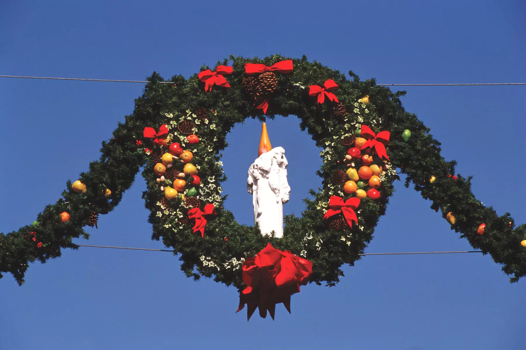 Usa ka garland sa Pasko ang nagbitay sa Main Street sa Magic Kingdom