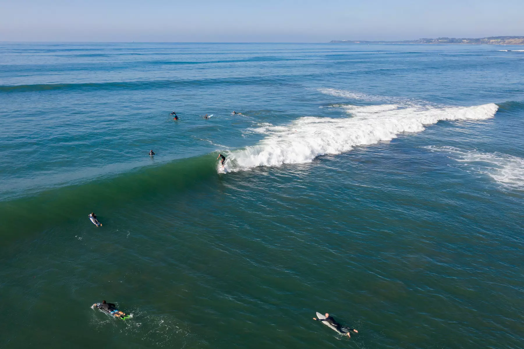 Para peselancar ngamangpaatkeun dinten terakhir usum panas kalayan surfing di pantai Mornington Peninsula lokal anu aya di Victoria Australia sapertos direbut ti luhur.