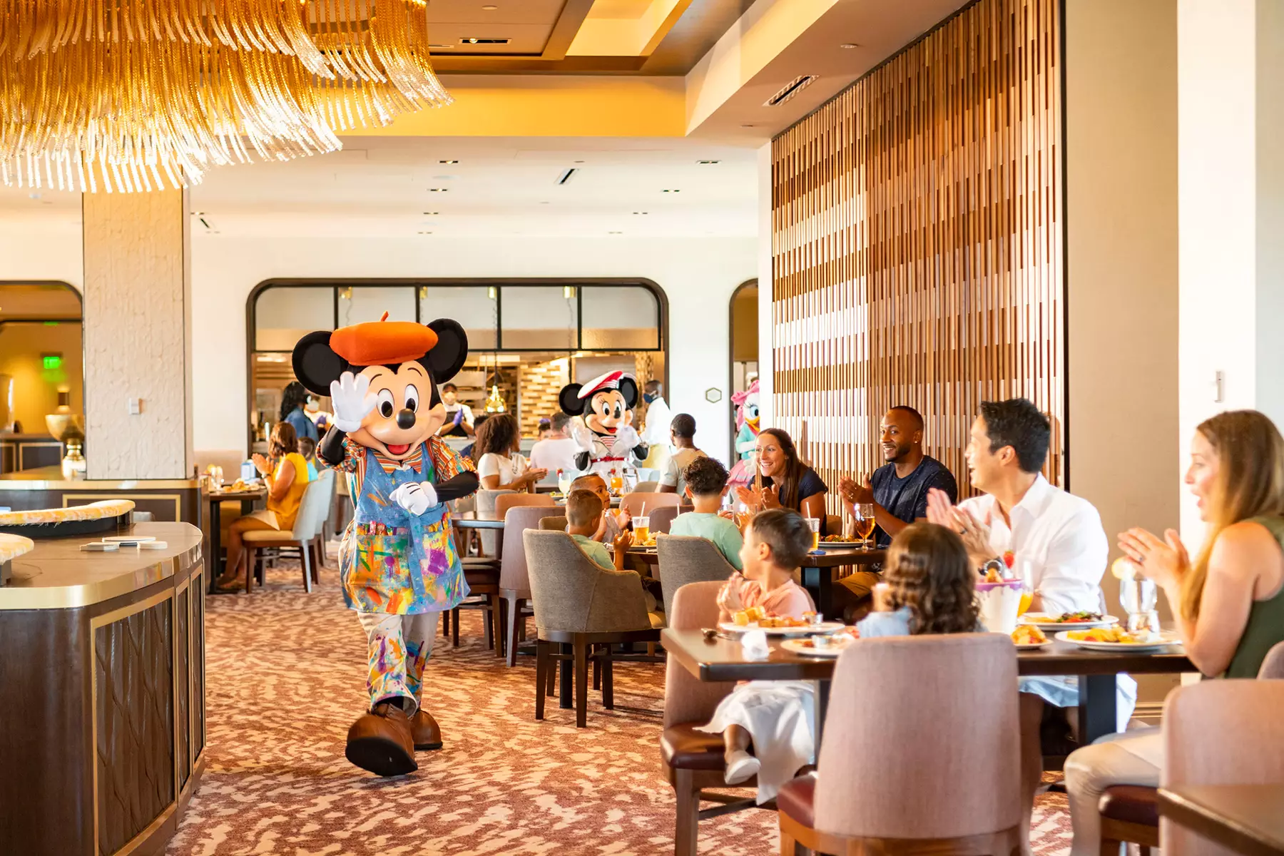 Personaxes durante o almorzo na Terraza de Topolino