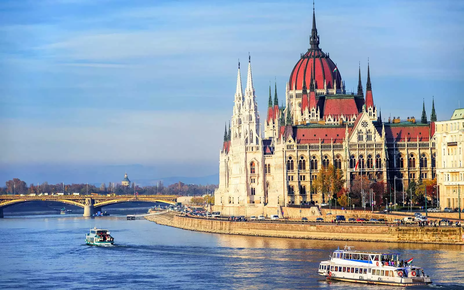 Perjalanan kelompok dengan kapal pesiar menyusuri Sungai Danube memberi Anda cara santai untuk menikmati pemandangan spektakuler.
