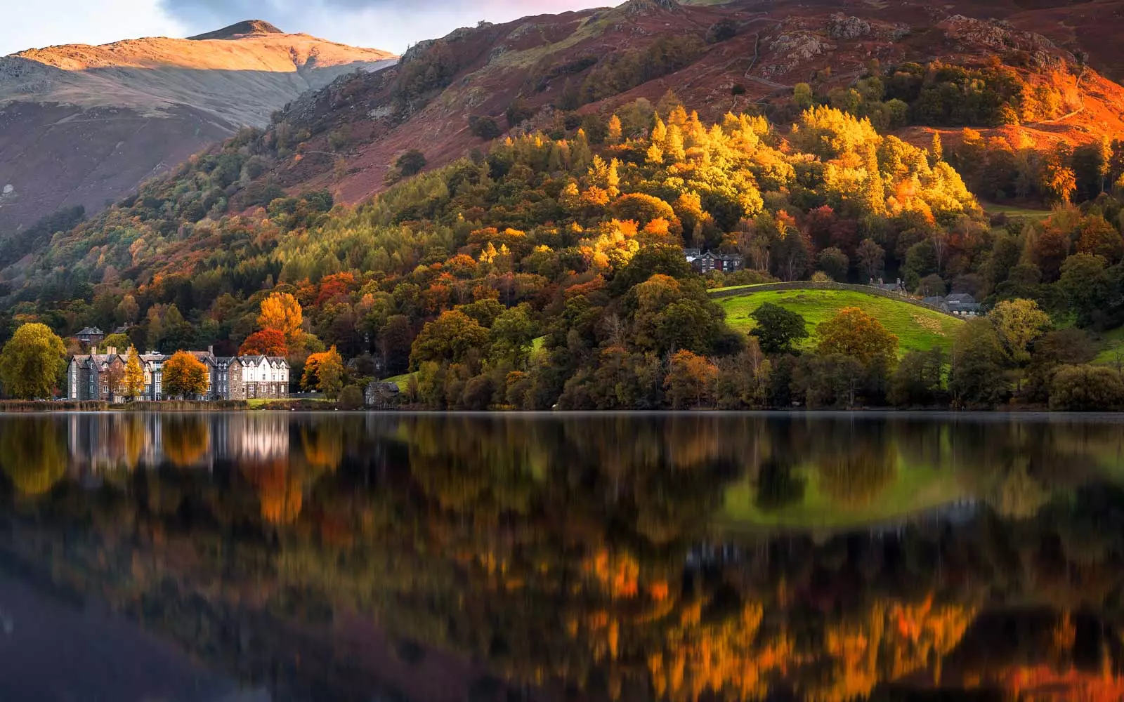 Mungkasi menyang lokasi kaya Lake Grasmere ing Inggris Lake District kanggo plesiran sayah.