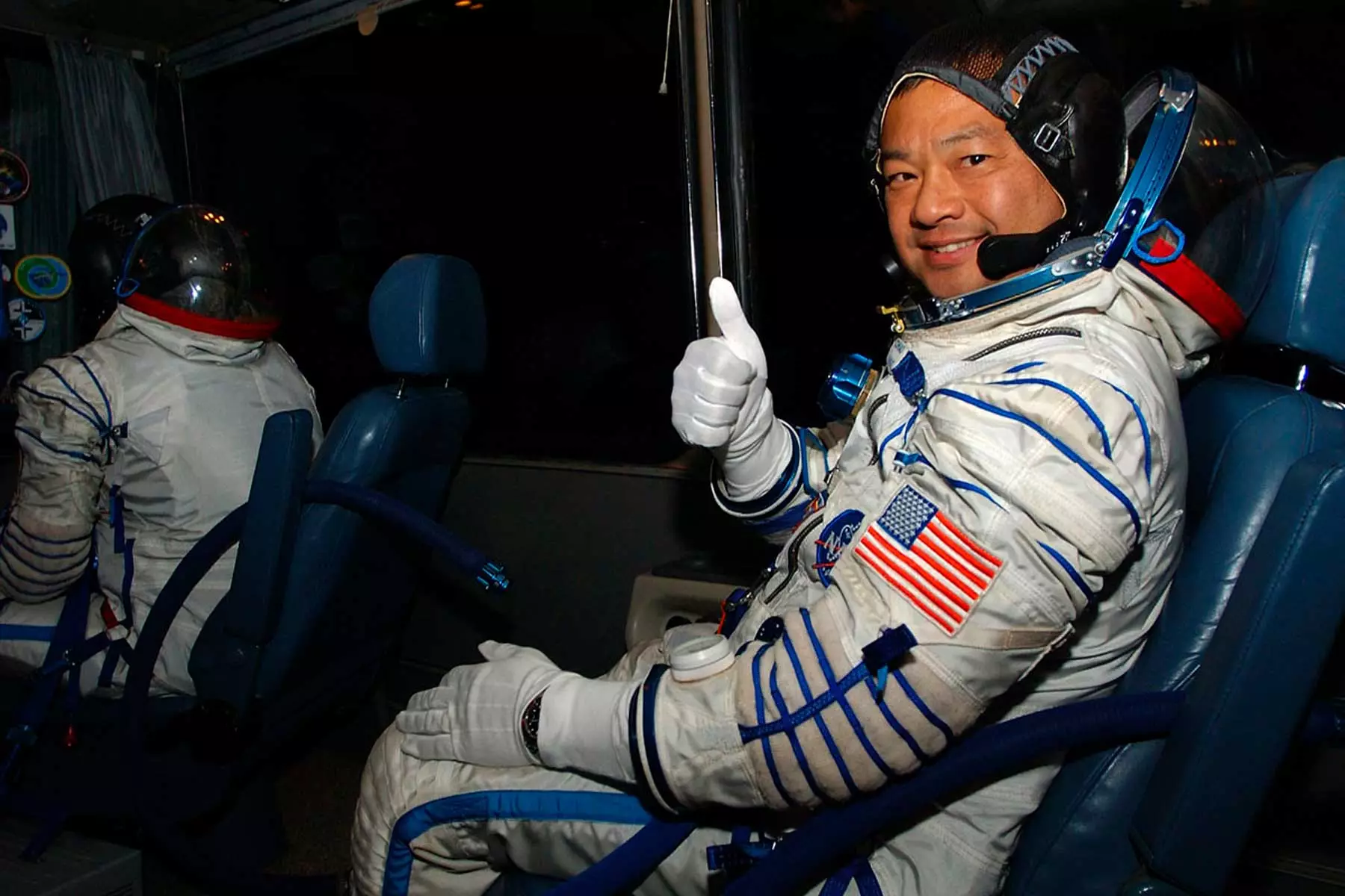 Astronauta da NASA LeRoy Chiao se prepara para viajar no espaço