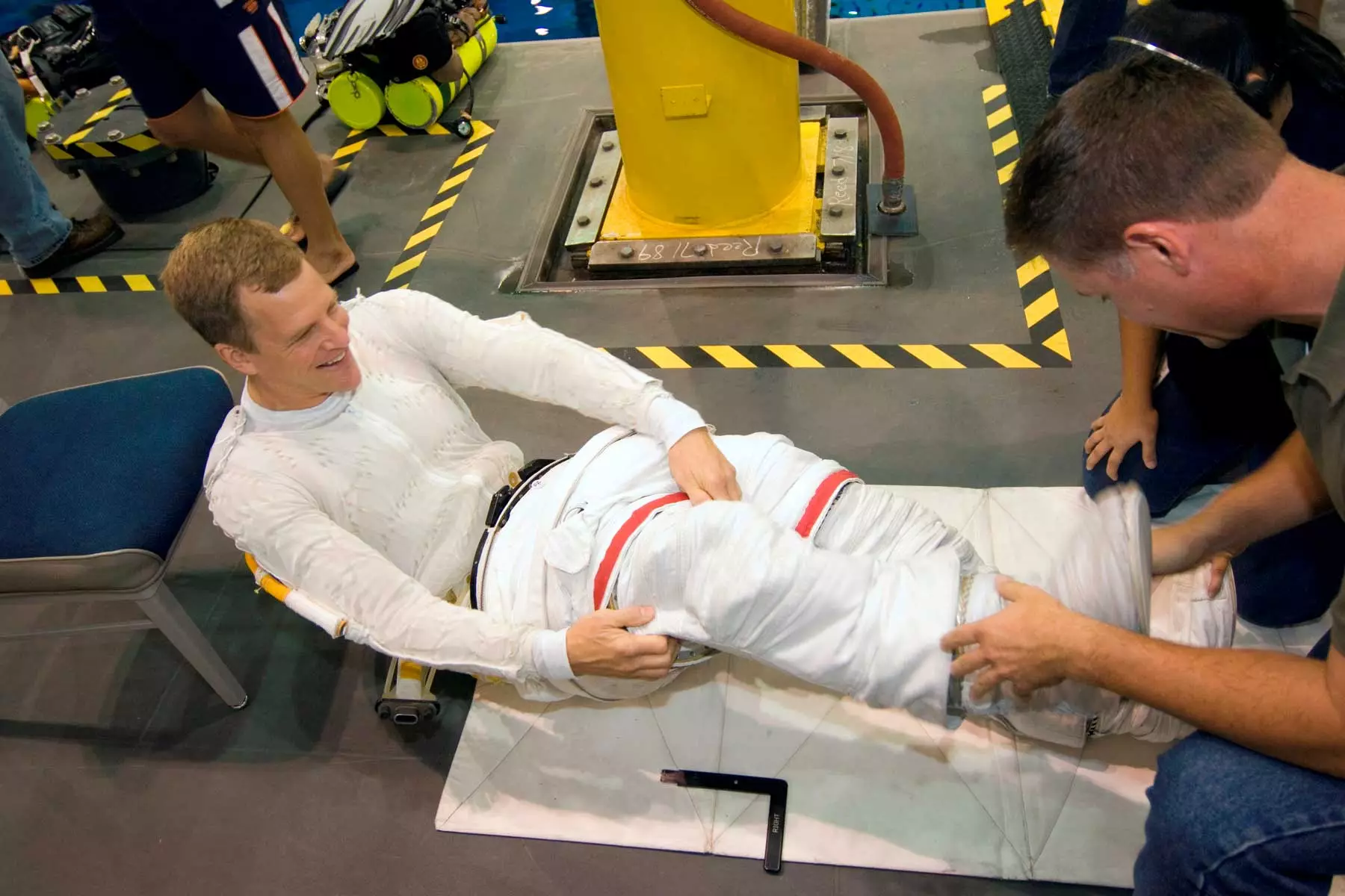 O astronauta da NASA Scott Parazynski se prepara para viajar no espaço
