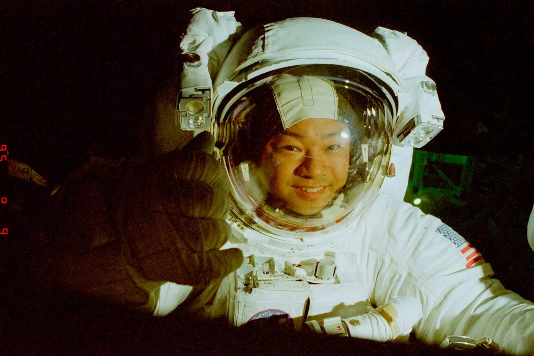 NASA-astronaut LeRoy Chiao yn 'e romte