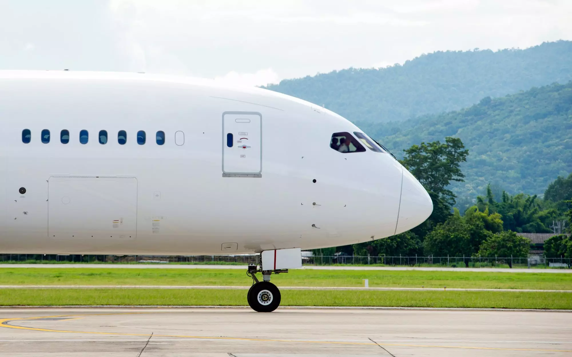 Davanti a un aereo di linea