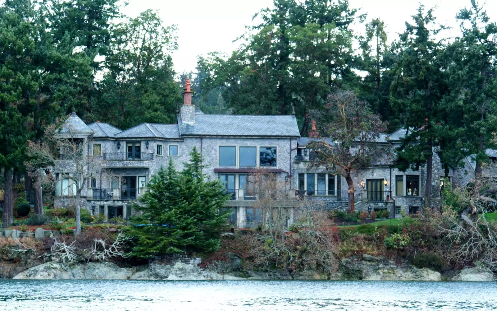 La loĝejo de princo Harry kaj kaj lia edzino Meghan estas viditaj en Deep Cove Neighborhood de boato sur la Saanich Inlet, Norda Saanich, Brita Kolumbio la 21-an de januaro 2020.