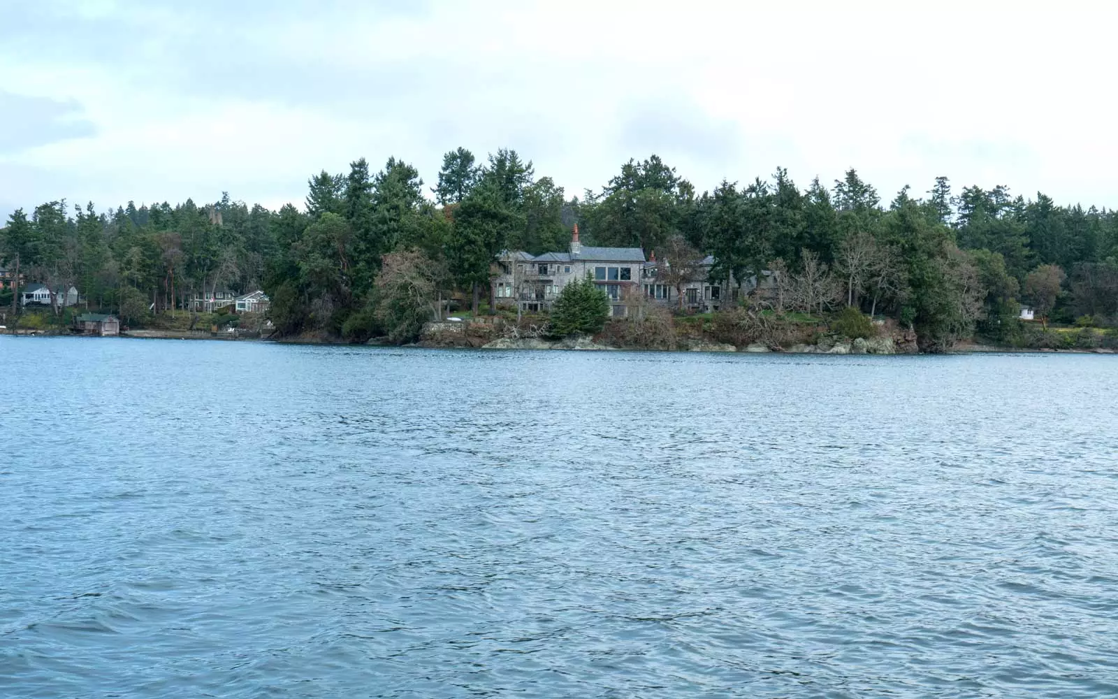 Residensen til prins Harry og og hans kone Meghan blir sett i Deep Cove Neighborhood fra en båt på Saanich Inlet, North Saanich, British Columbia 21. januar 2020.