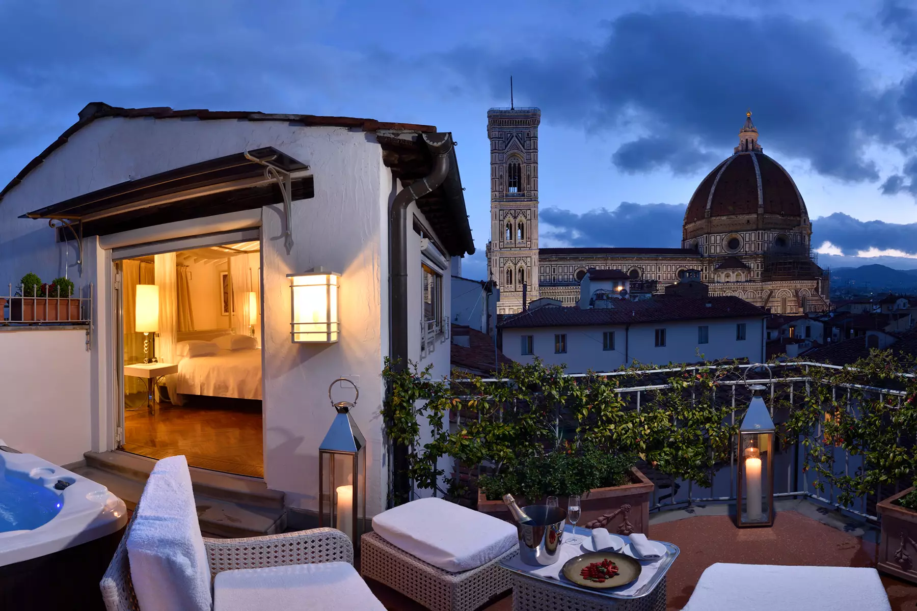 Hotel Brunelleschi'de Havuz Süit Terası