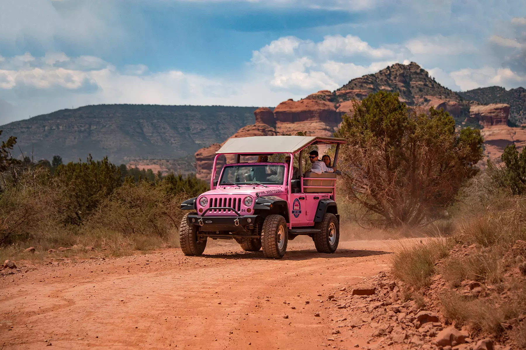 Awọn Jeep Wranglers ni Awọn irin-ajo Irin-ajo Irin-ajo Pink lori Red Rock Range ni Sedona