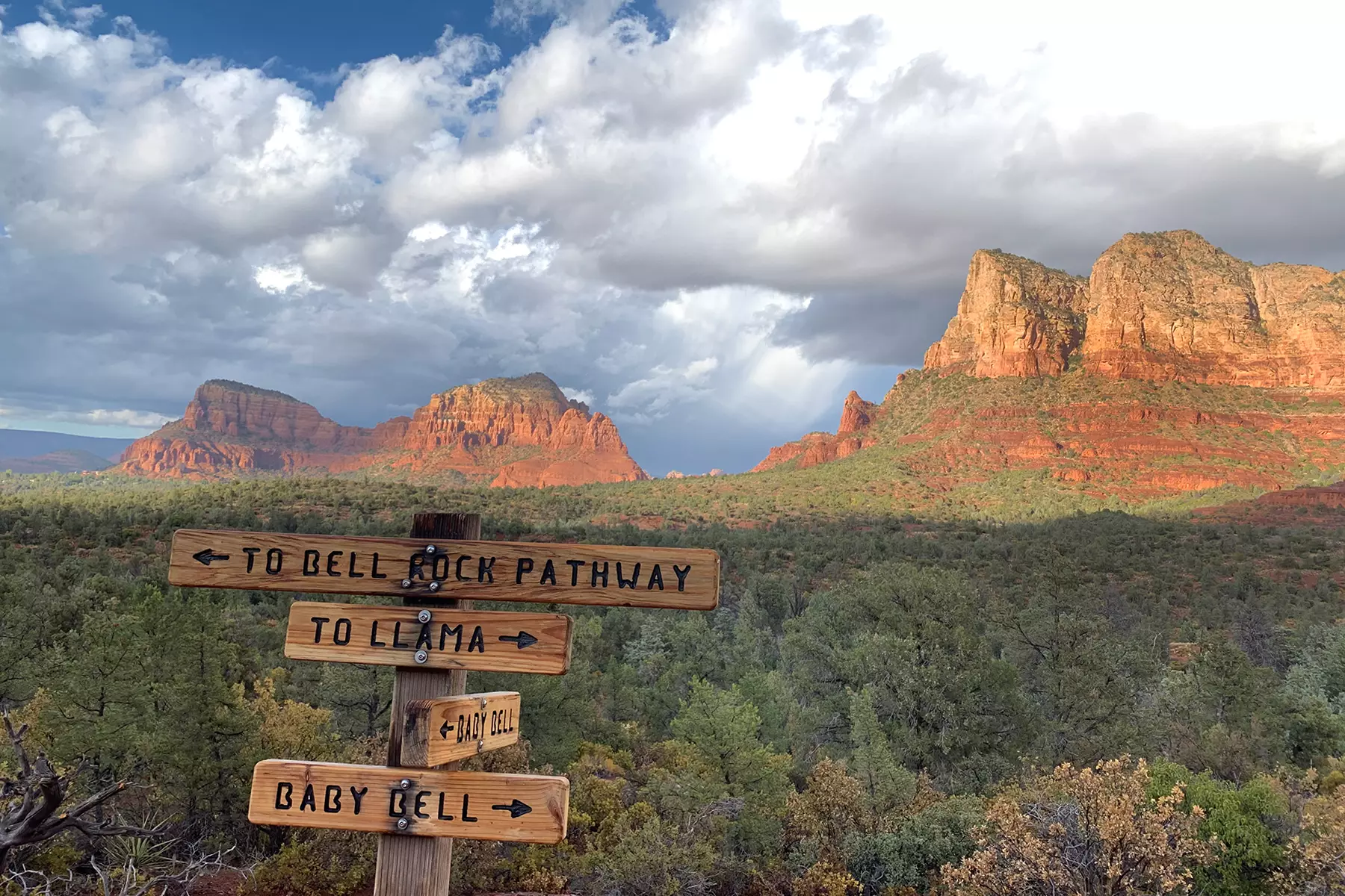 Hiking kos npe rau Bell Rock hauv Sedona