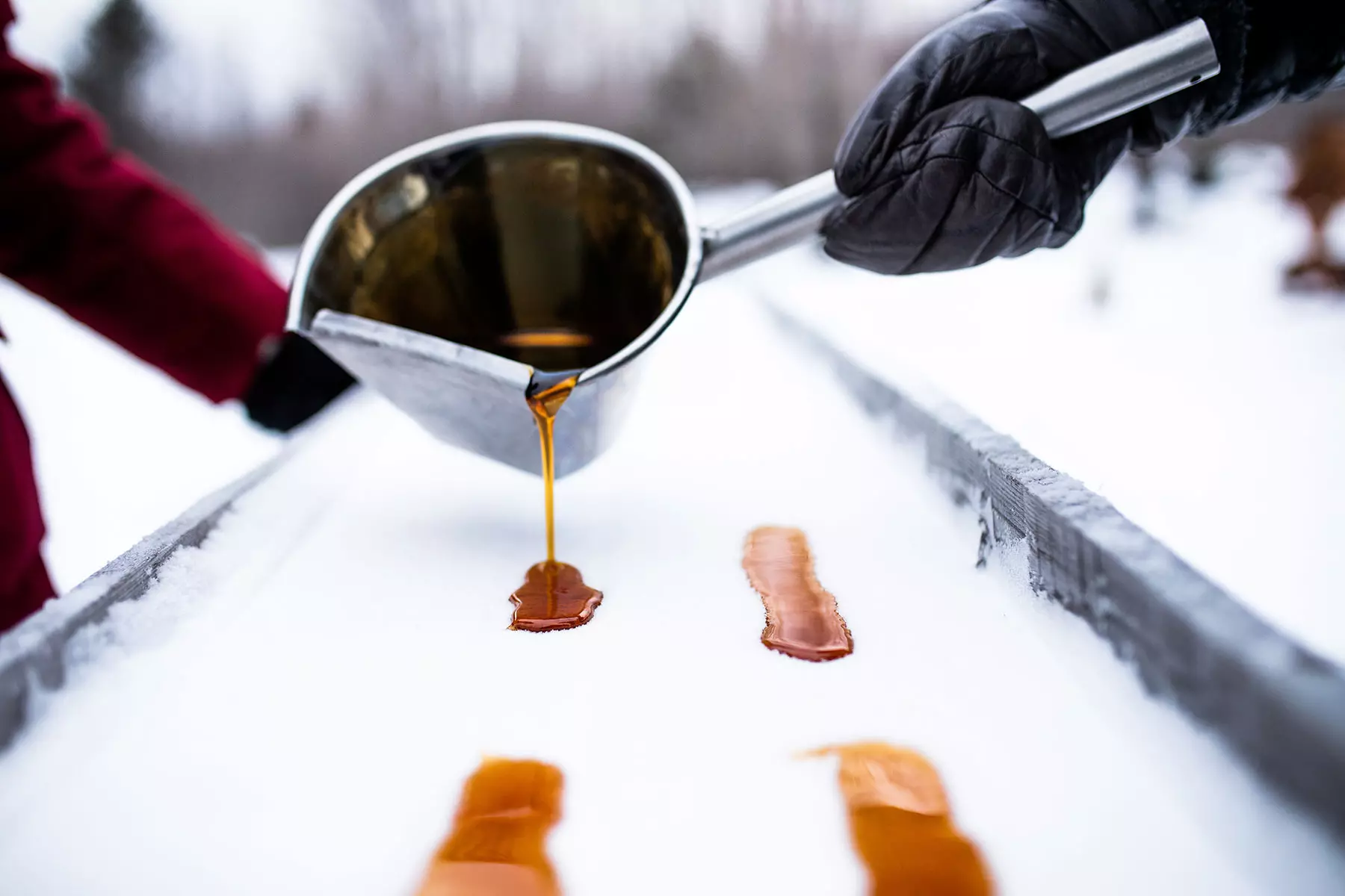 Elaboración de caramelos de nieve con sirope de arce en el Club Med Québec