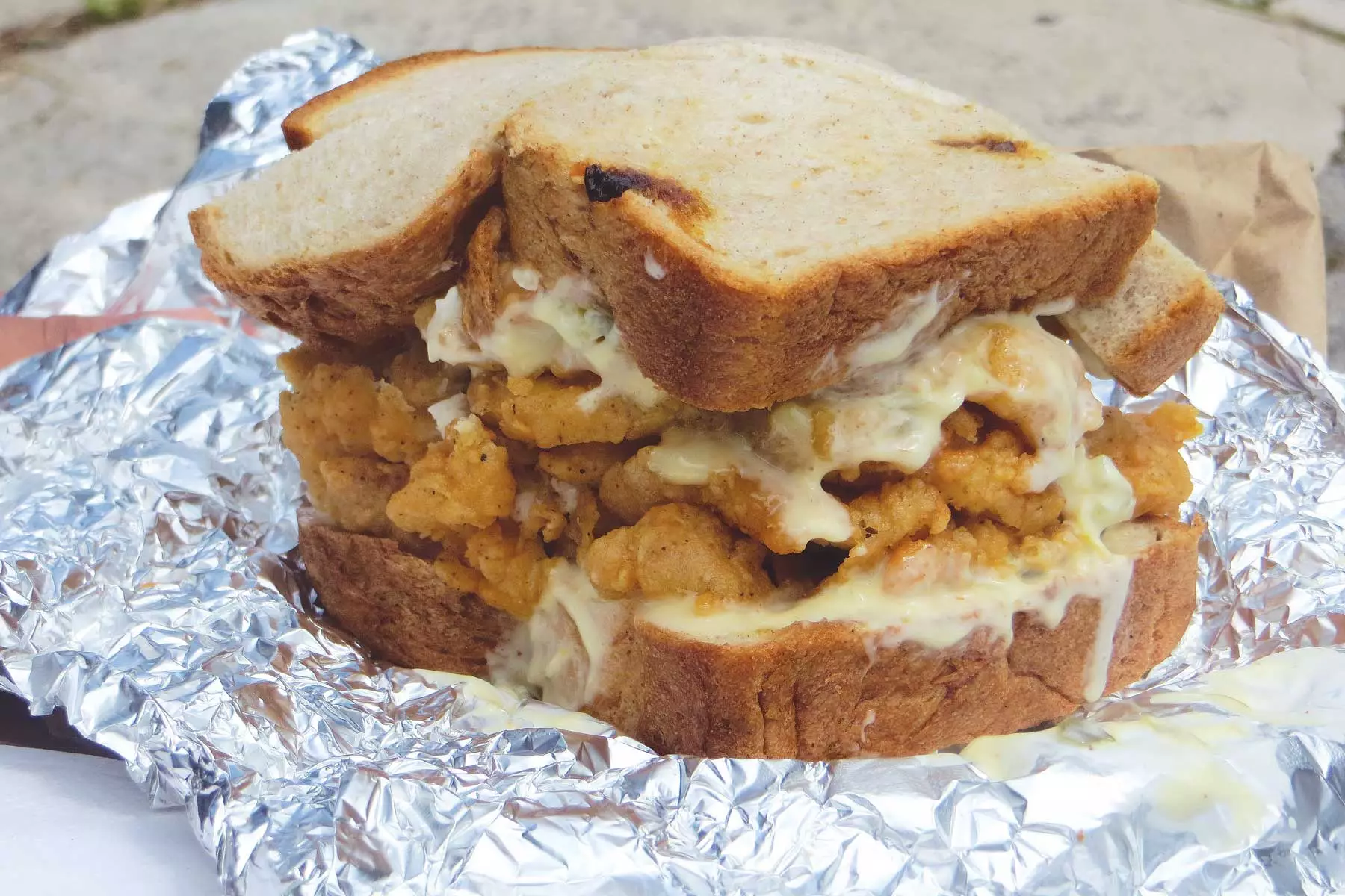 Usa ka fried dish sandwich gikan sa ARTMEL's Spicy Dicy