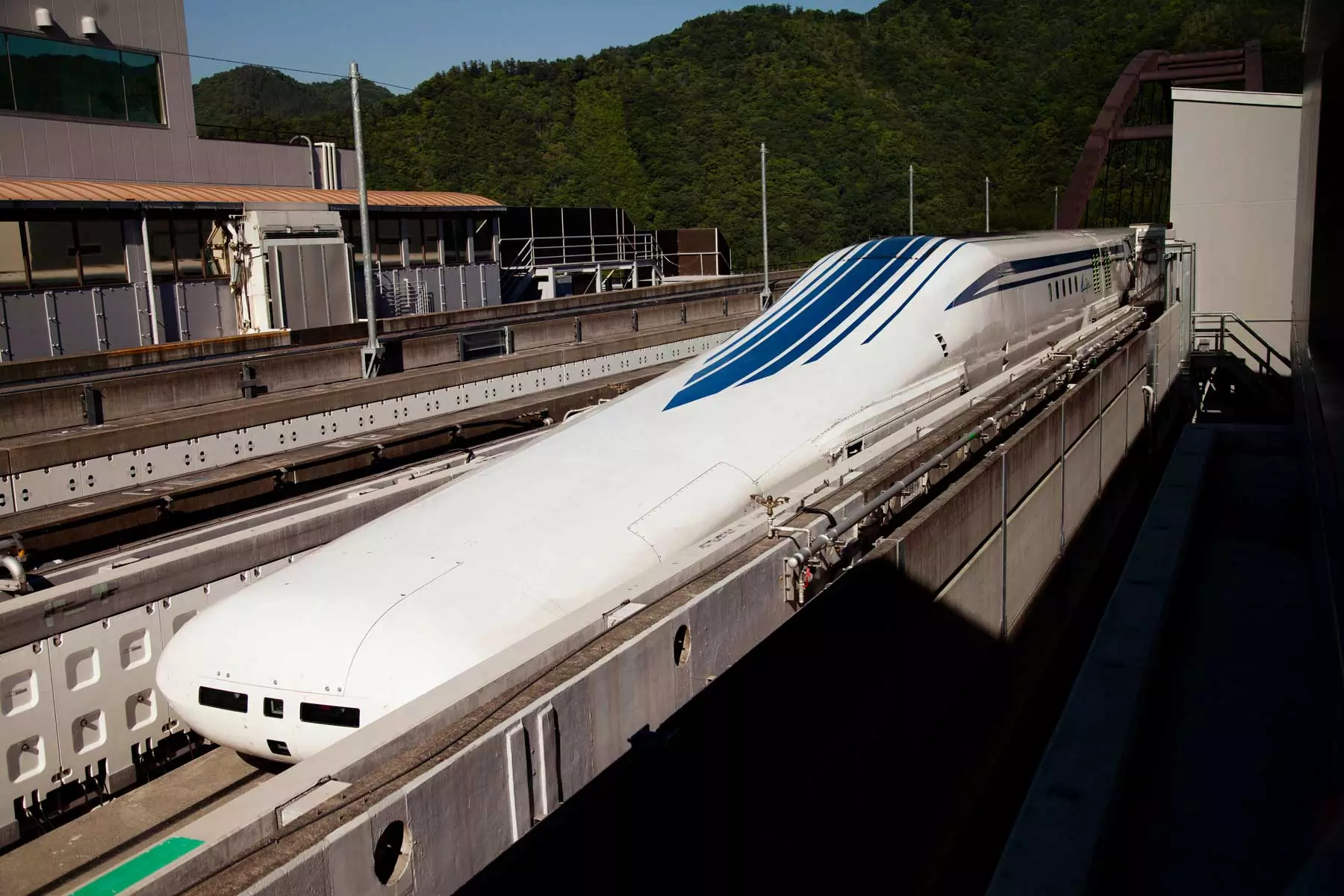 Iyo L0 yakatevedzana magineti-levitation (maglev) chitima, ichiedzwa neCentral Japan Railway, paYamanashi Maglev Test Track.