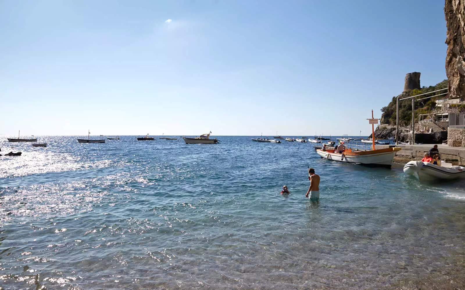 Csobbanás a tengerben az olaszországi Praiano partjainál