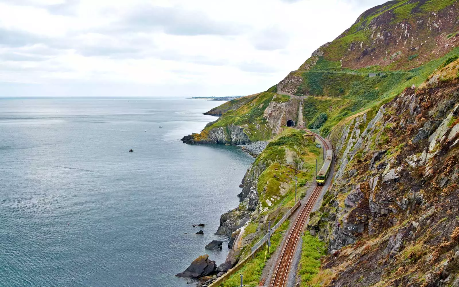 „Eurorail“ važiuoja palei Bray Cliff Walk takelį