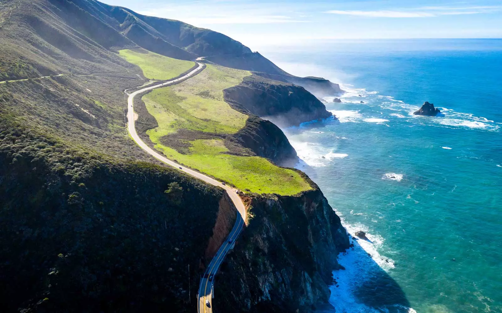 Highway 1 California USA Raodas ant vandenyno, paveikslą supa kalvos ir laukai