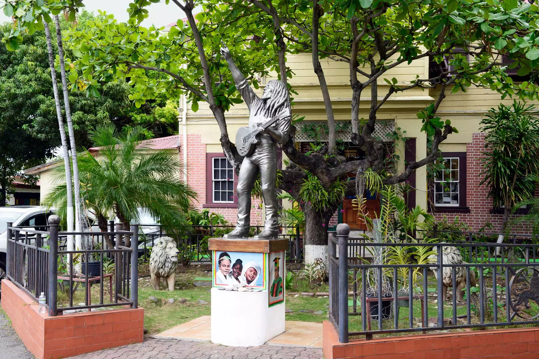 Statue vum Bob Marley bei der Entrée vum Bob Marley Musée zu Kingston, Jamaika