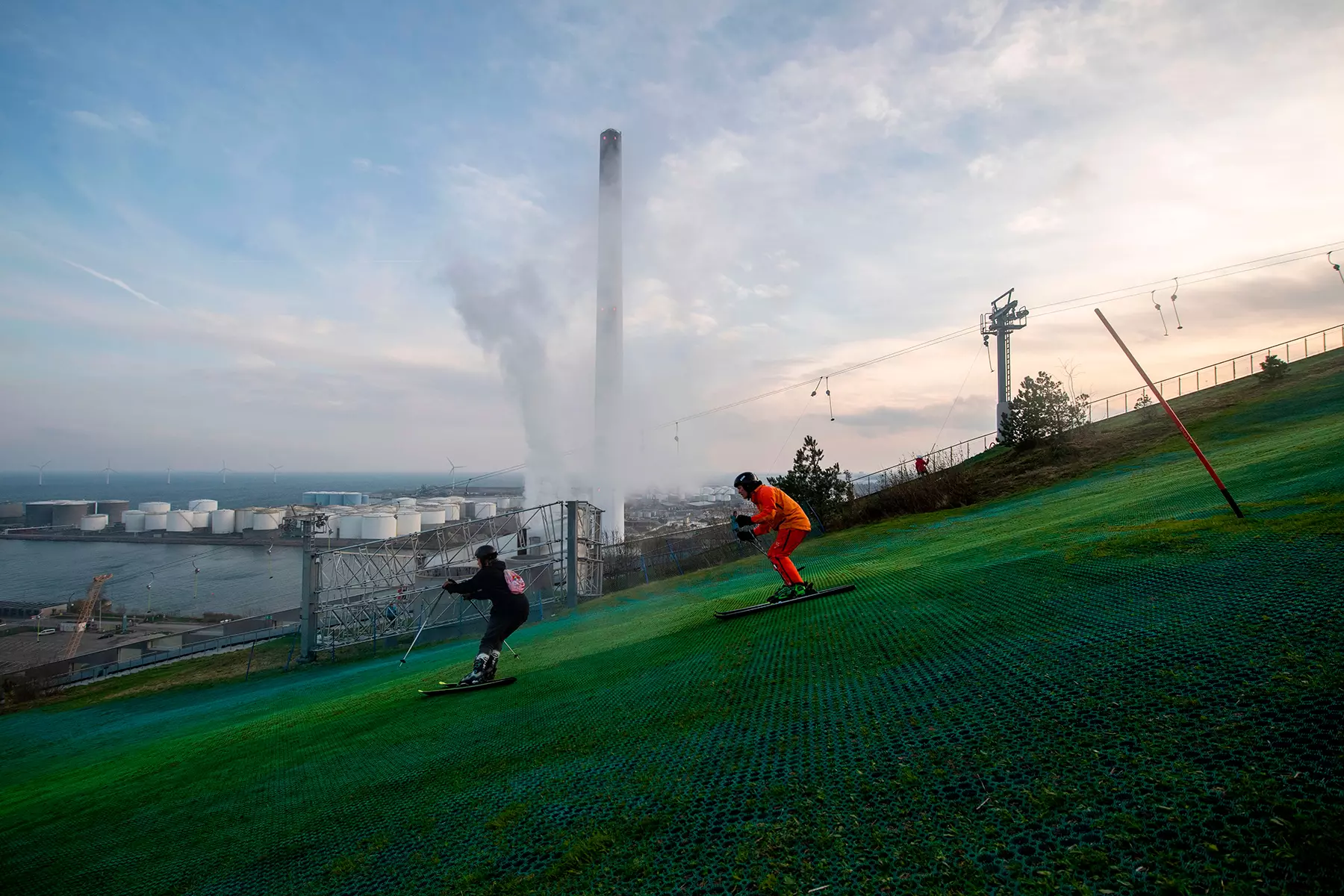 La gente scia lungo la collina artificiale dello sci sulla struttura all'aperto CopenHill a Copenaghen