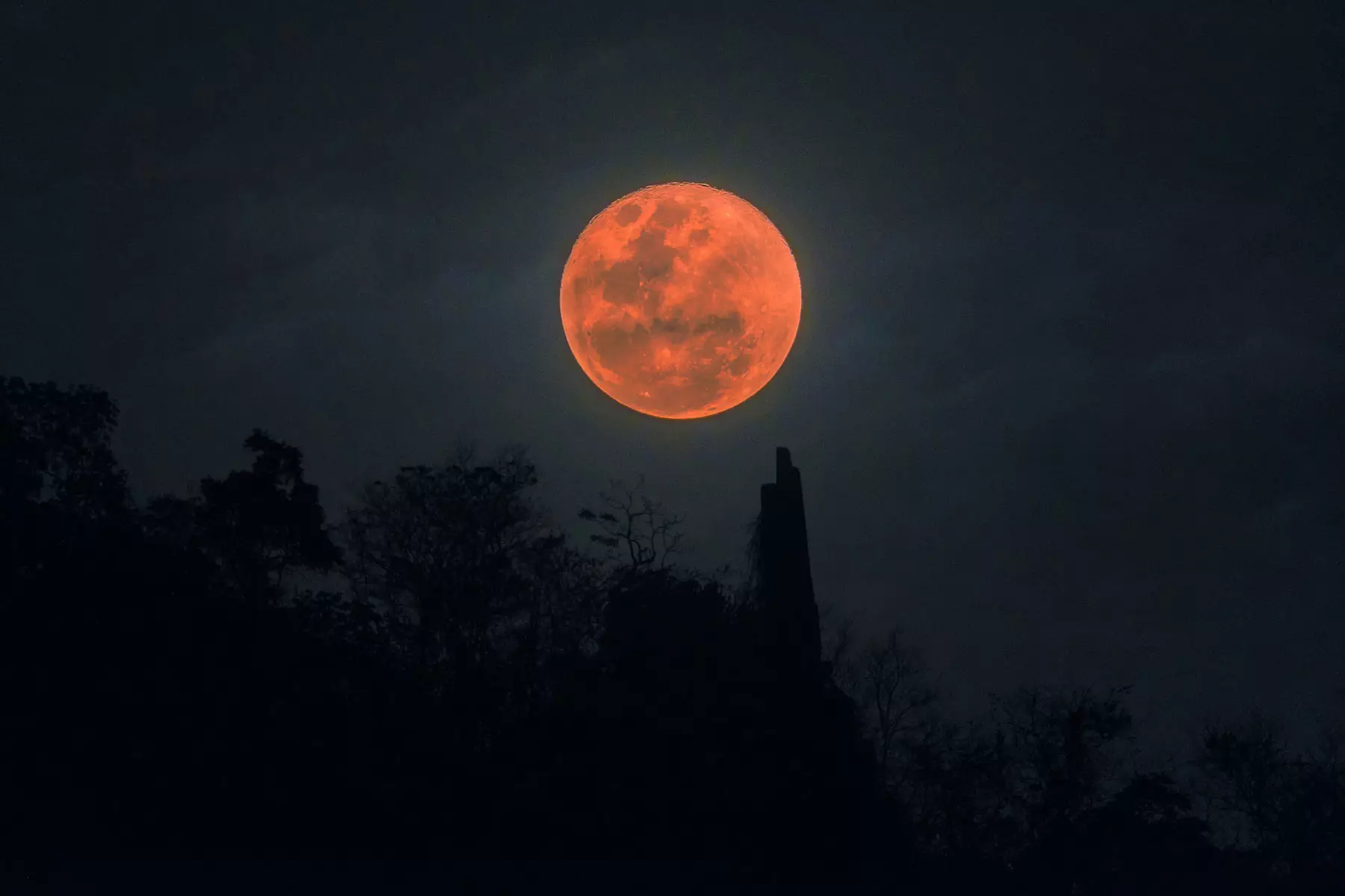 Fuil ghealach lán eclipse gealaí os cionn sliabh