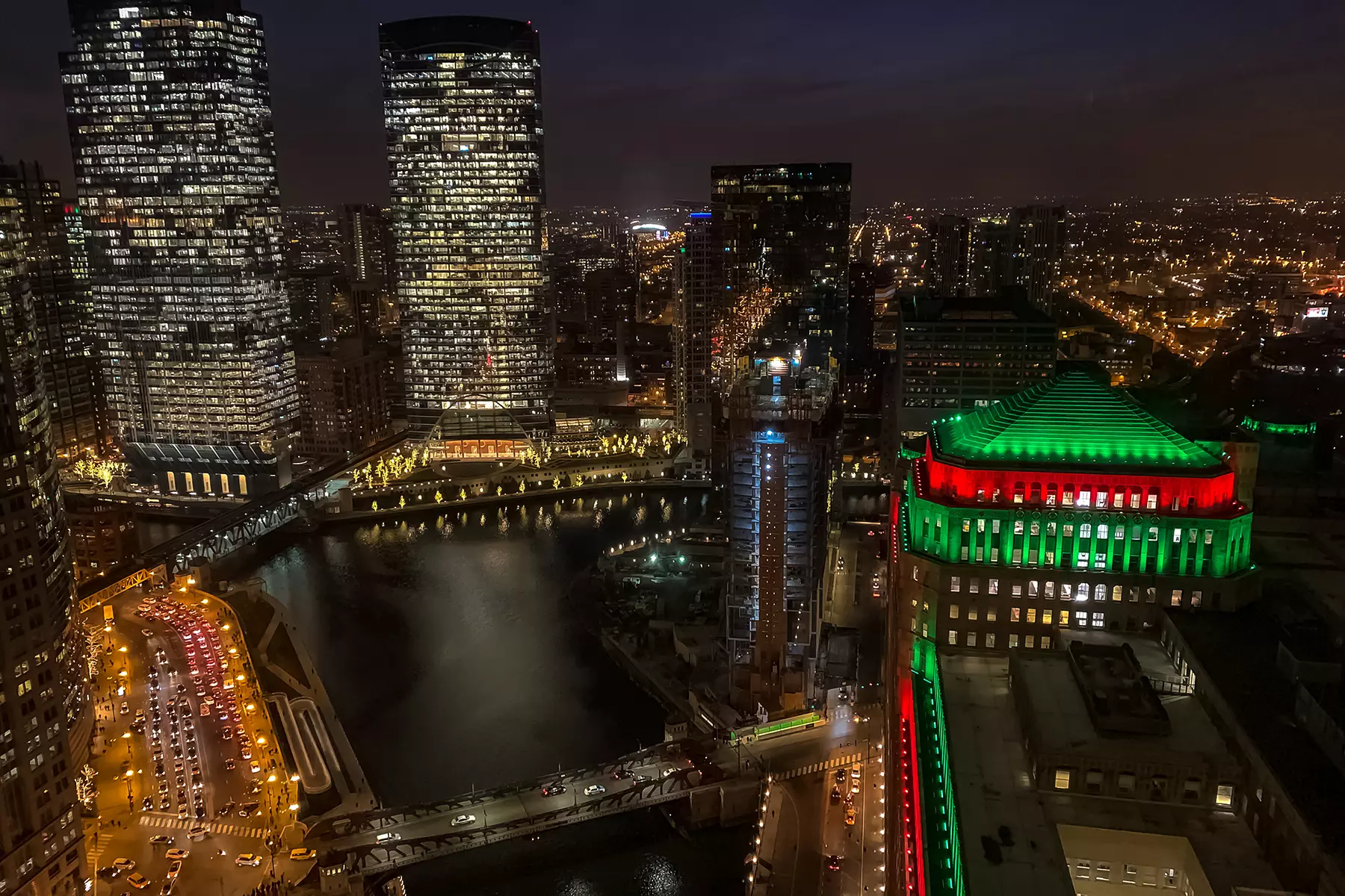 Ronahiya bajêr, tevî roniyên Sersal / betlaneyê, di Kanûnê de li ser çemê Chicago ronî dibin