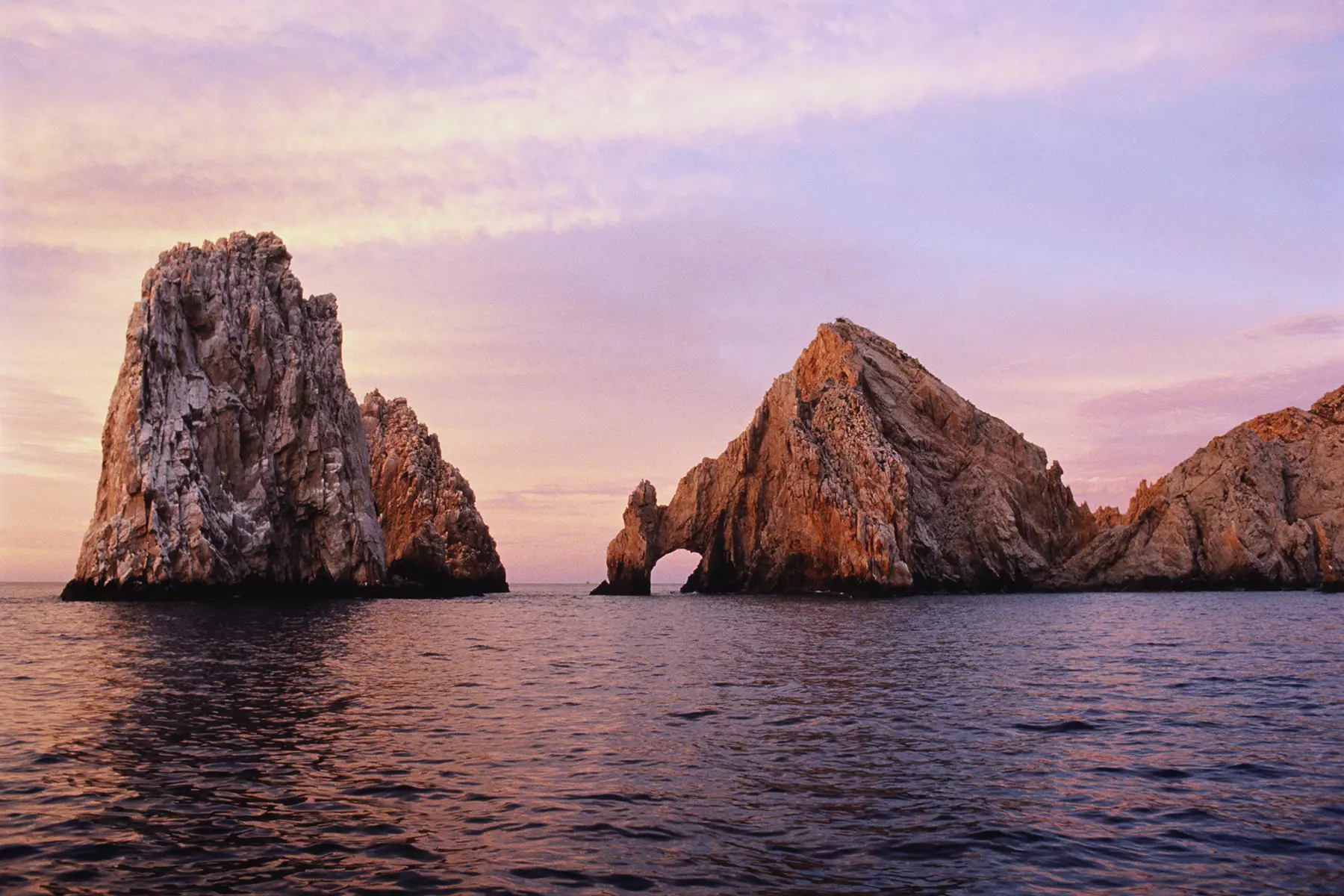 Meksiko, Cabo San Lucas, Formasi batuan Arch di laut saat fajar