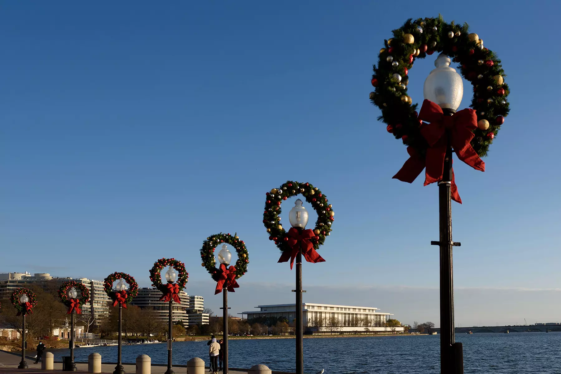 2020 年 12 月 9 日，华盛顿特区乔治敦海滨的灯柱顶部装饰着圣诞花环。