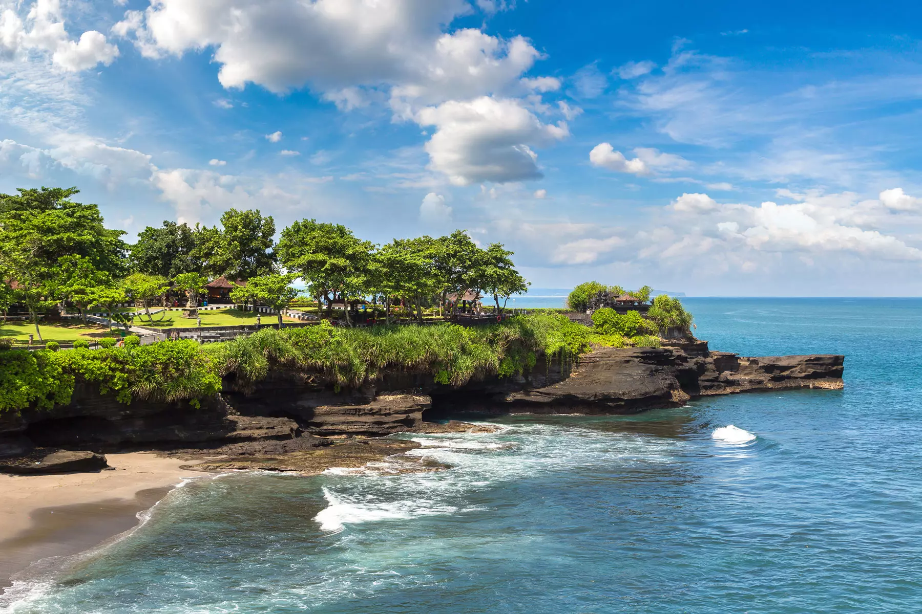 Bờ biển đầy đá ở Bali, Indonesia