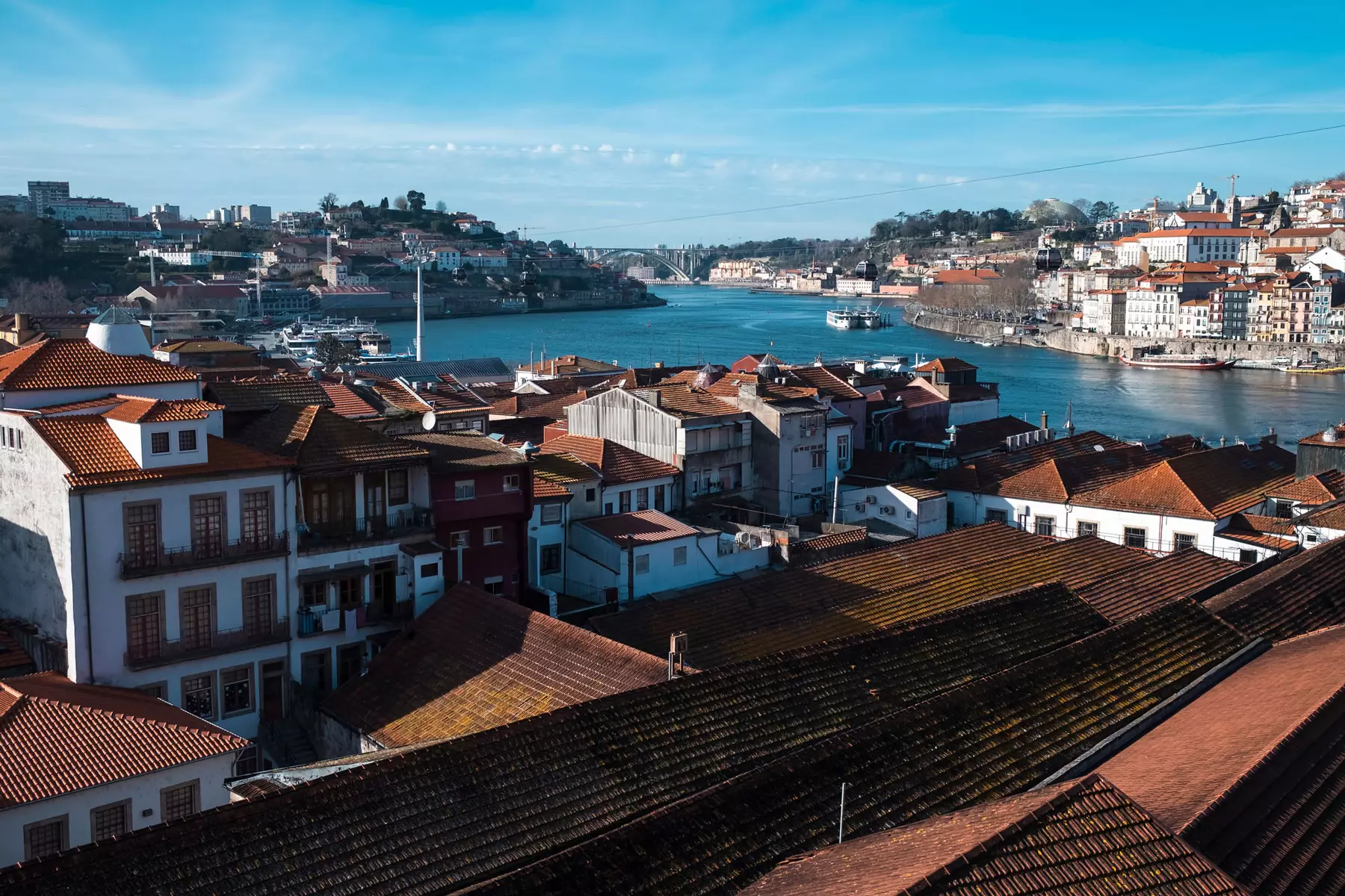 Utsicht op de rivier de Douro en Ribeiro út Vila Nova de Gaia, Porto, Portugal.