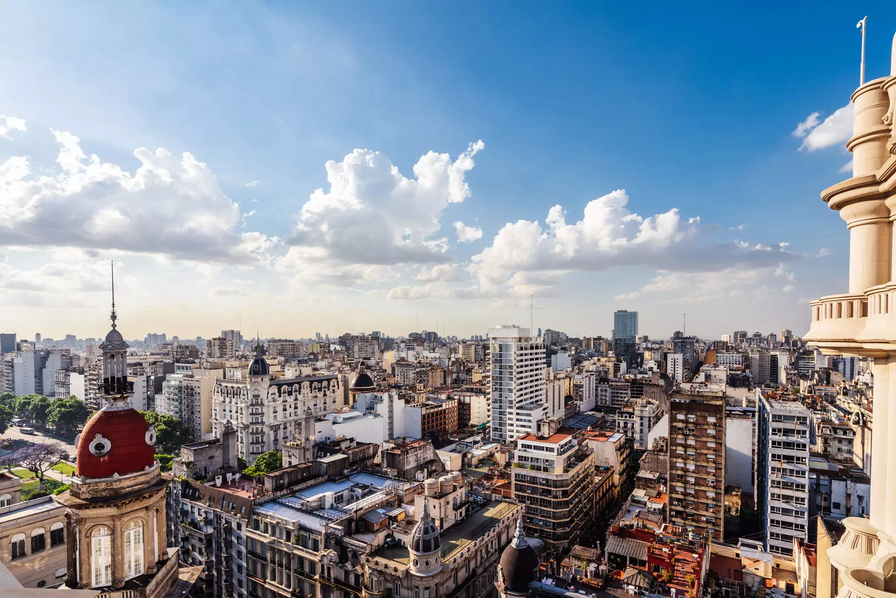 Buenos Aires Skyline ni ọjọ ti oorun - wiwo eriali ti ilu naa