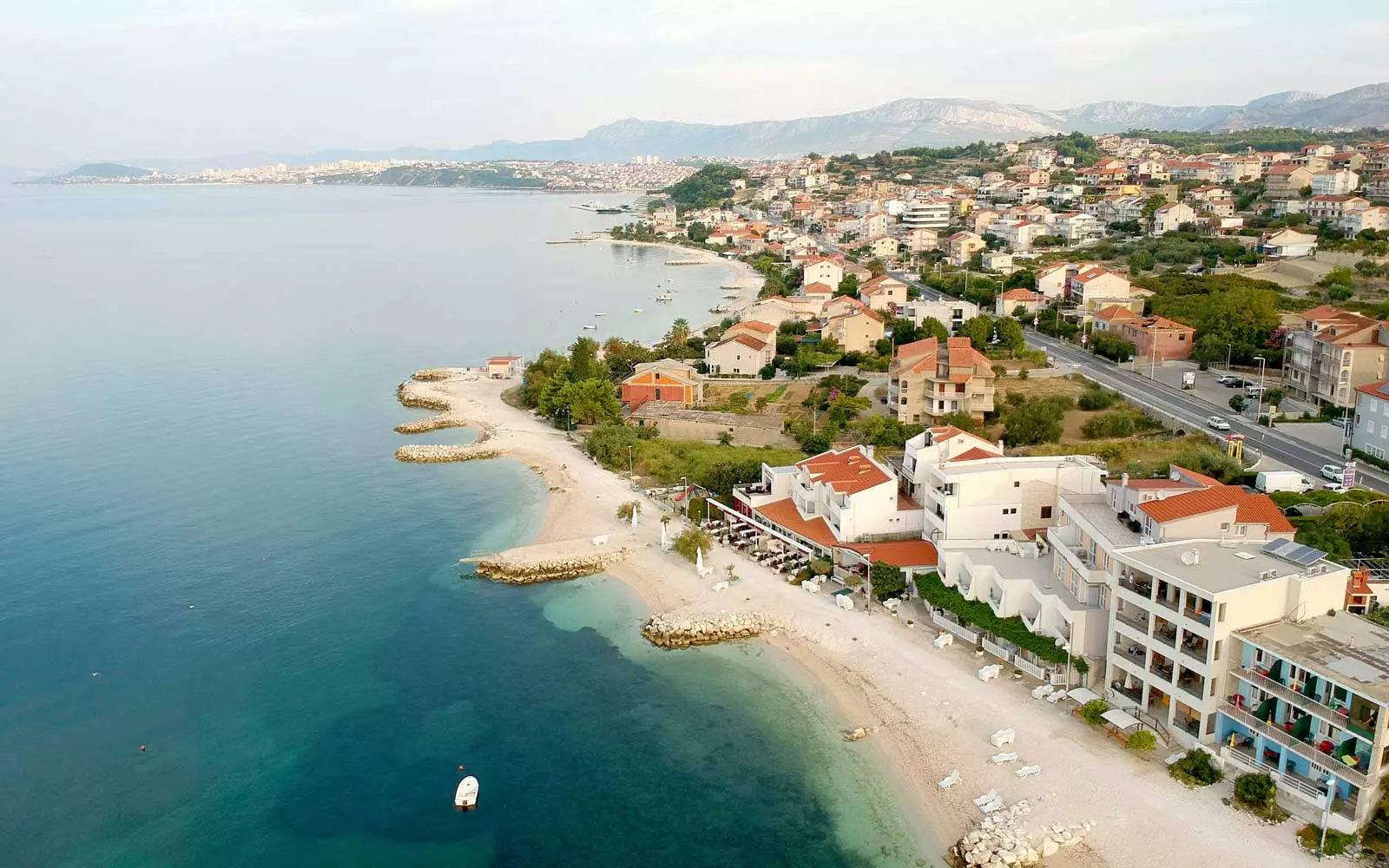 Vista à beira-mar na aldeia oeste, perto da cidade velha de Split, costa da Dalmácia, vista do Mar Adriático, Croácia.