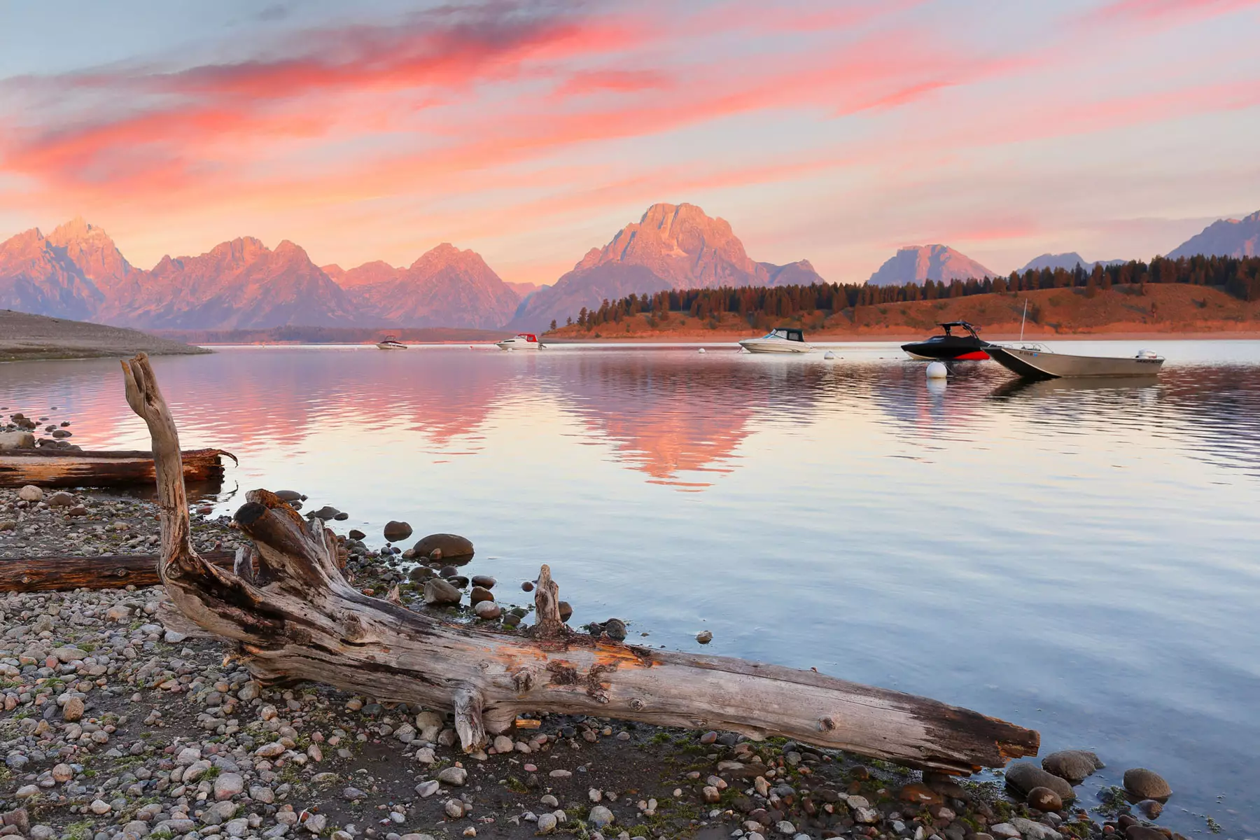 အမေရိကန်နိုင်ငံ Wyoming၊ Grand Teton အမျိုးသားဥယျာဉ်တွင် နေမထမီ Jackson Lake ၏ ခြုံငုံသုံးသပ်ချက်။