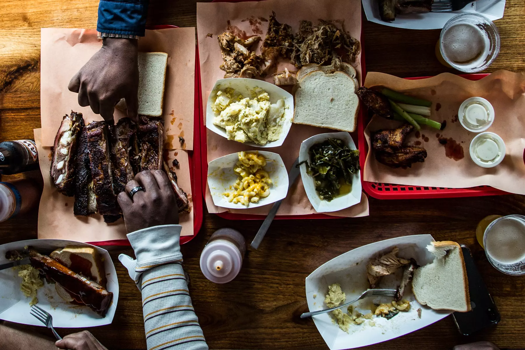 Makan di Rodney Scott's BBQ di Charleston, meja penuh dengan makanan