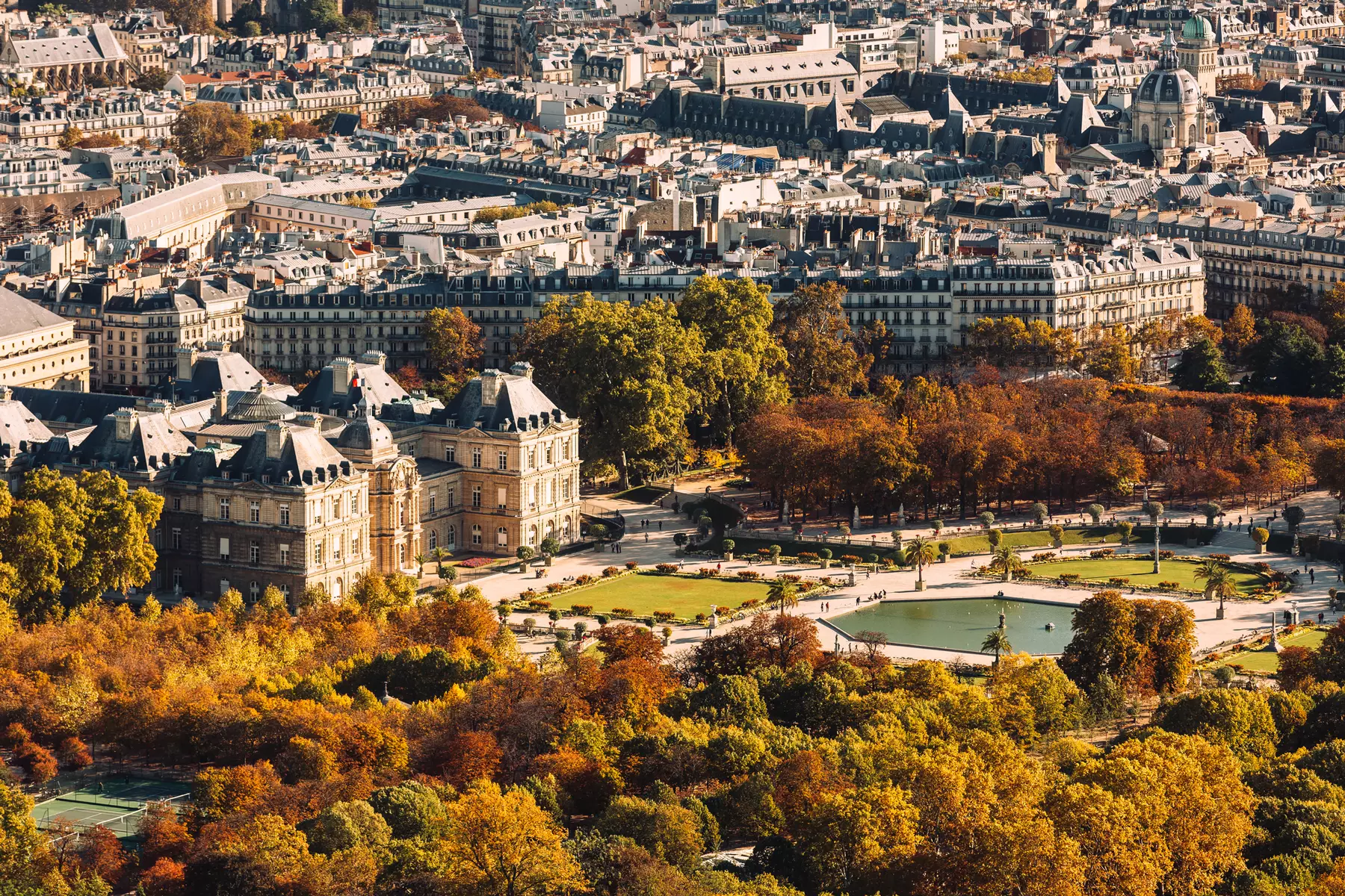 Vista aérea de París con colores de otoño, Francia