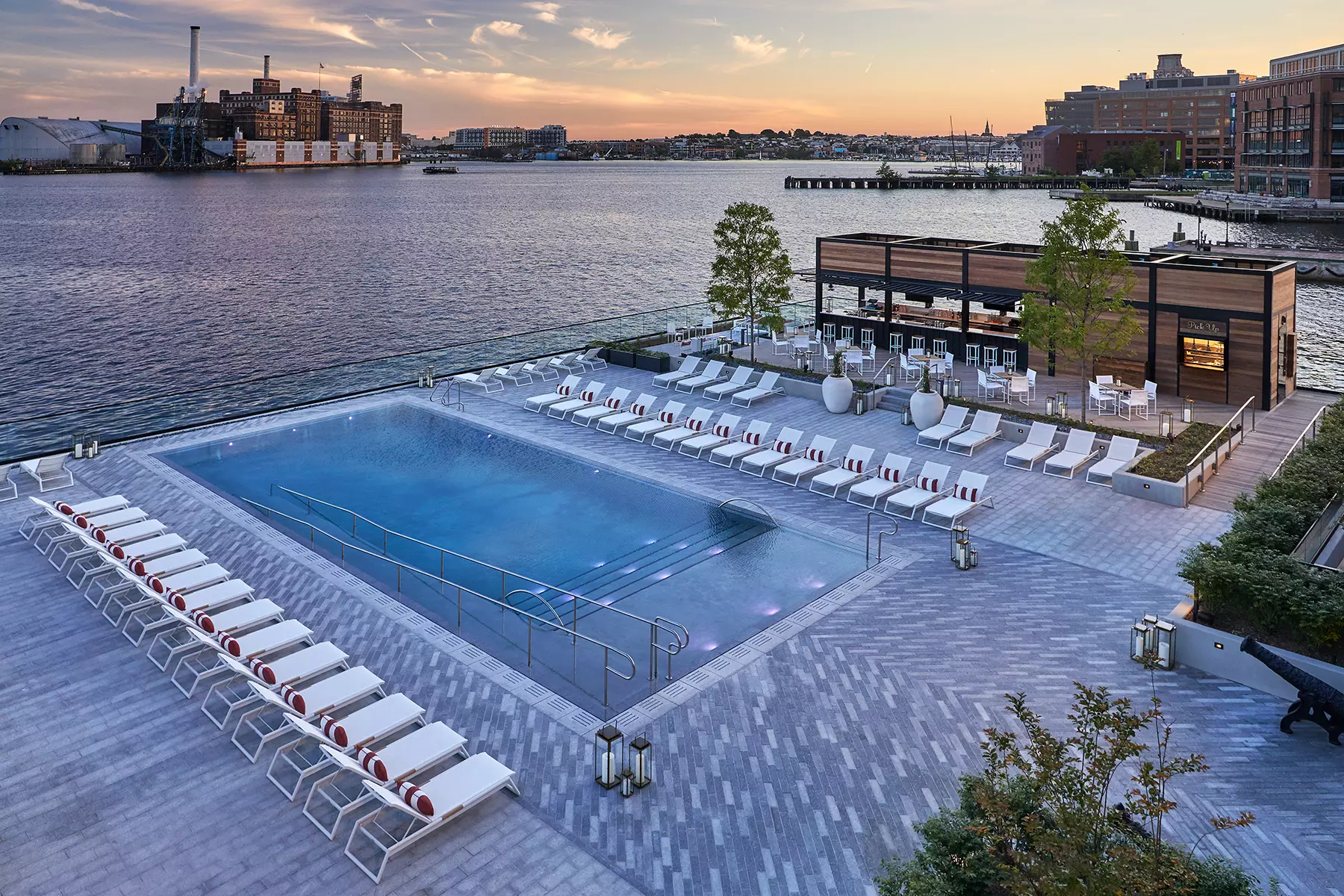 สระว่ายน้ำที่ The Sagamore Pendry, Baltimore, MD