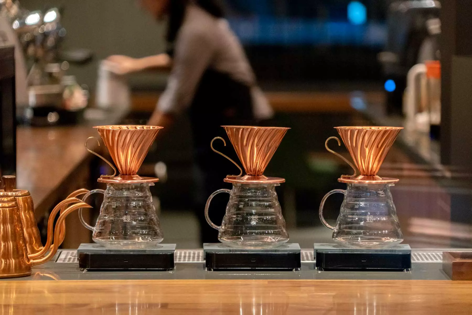 Barista in točilni pult v kavarni Starbucks Reserve.