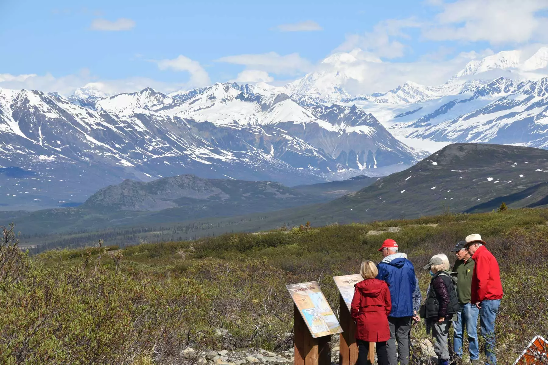 Un gruppo turistico in Alaska in viaggio con Odysseys Unlimited, votato come uno dei migliori Tour Operator del mondo