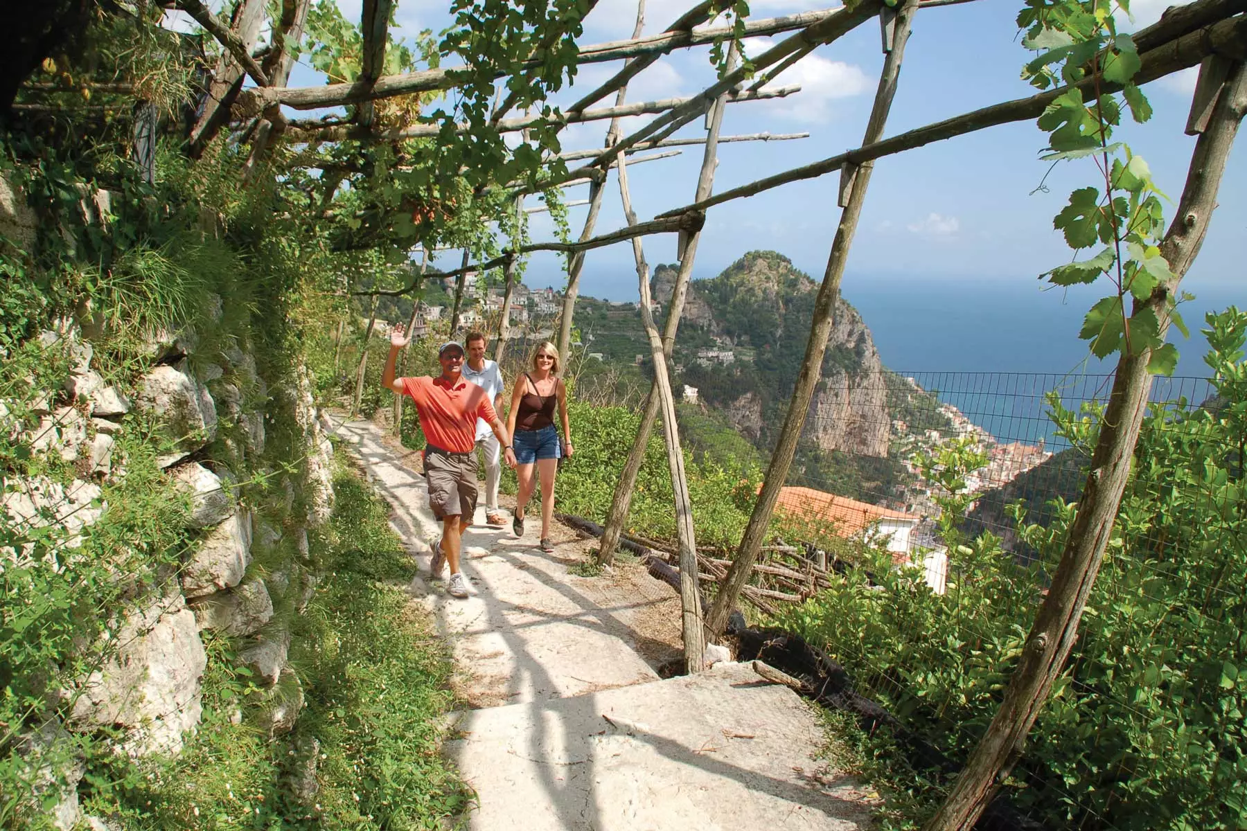 Hóspedes com um guia turístico local na Costa Amalfitana com Classic Journeys, eleito um dos melhores operadores turísticos do mundo