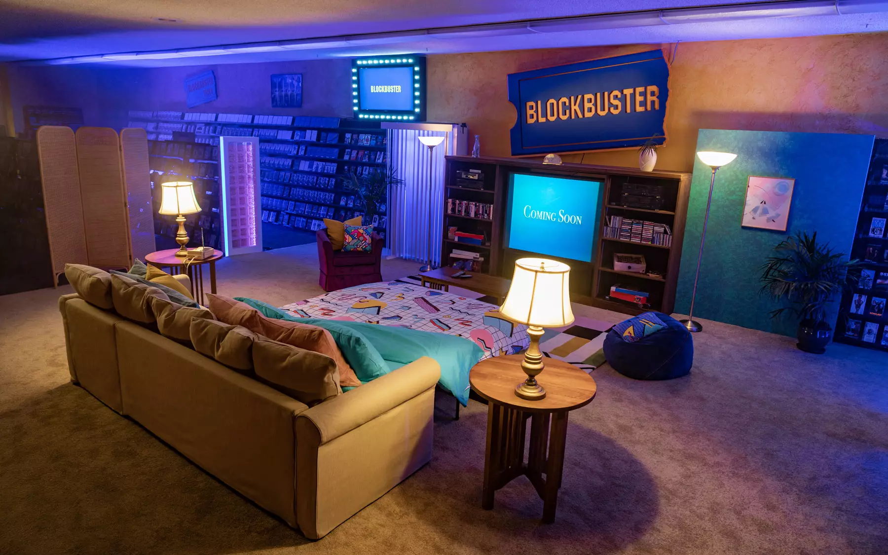 sala de estar falsa con sofá y cama plegable en el último Blockbuster