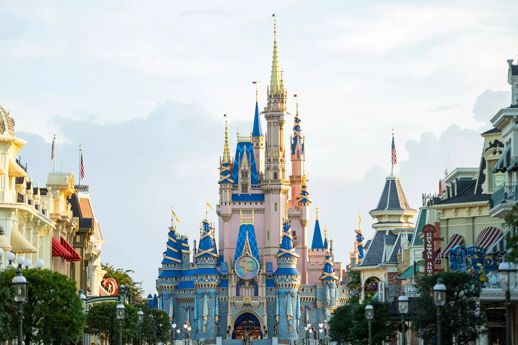 Novi grb u čast 50. godišnjice Walt Disney World Resorta krasi dvorac Cinderella u parku Magic Kingdom u Lake Buena Vista, Florida.