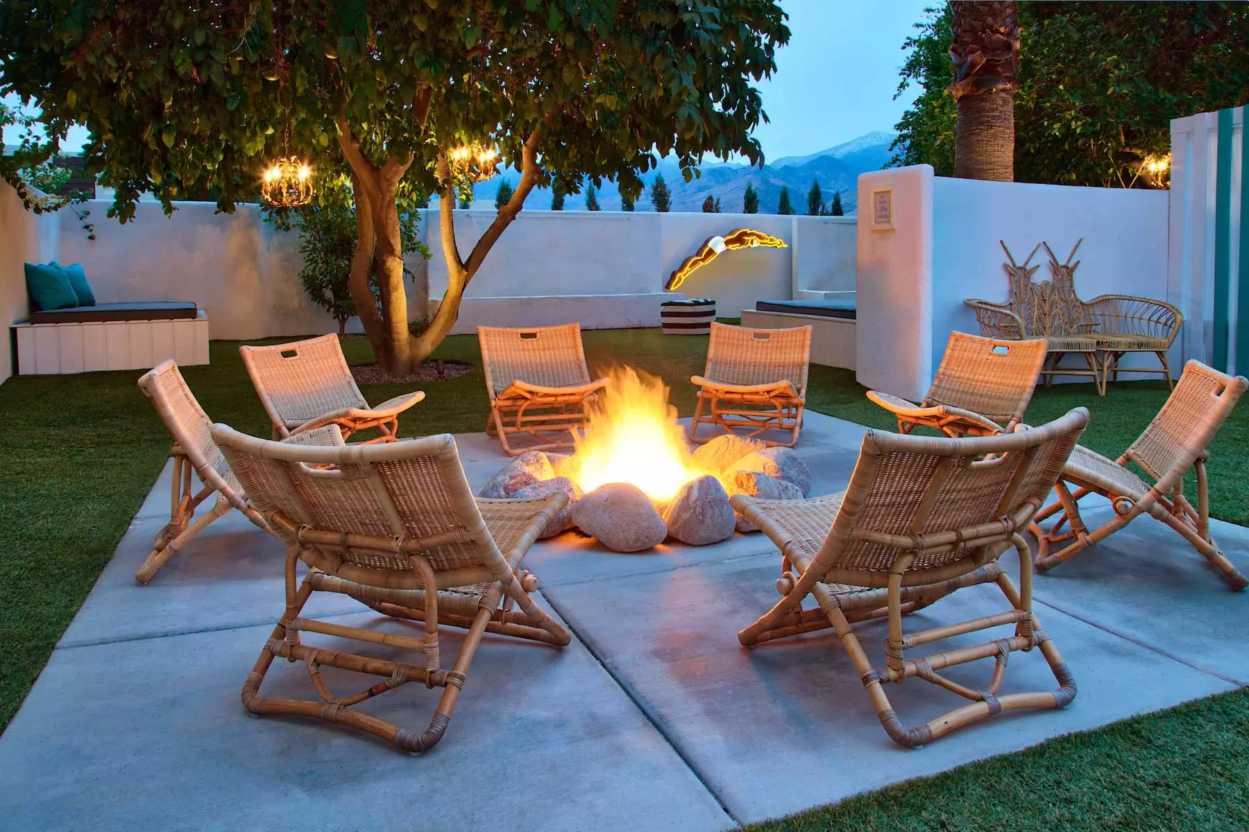 Feuerstelle mit Korbsesseln im Dive Hotel in Palm Springs