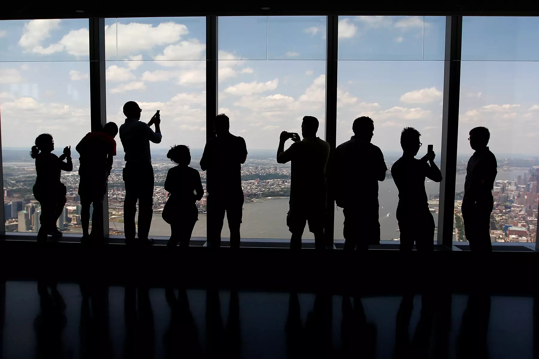 Homoj fotas la vidon de la One World Observatory ĉe One World Trade Center en Novjorko