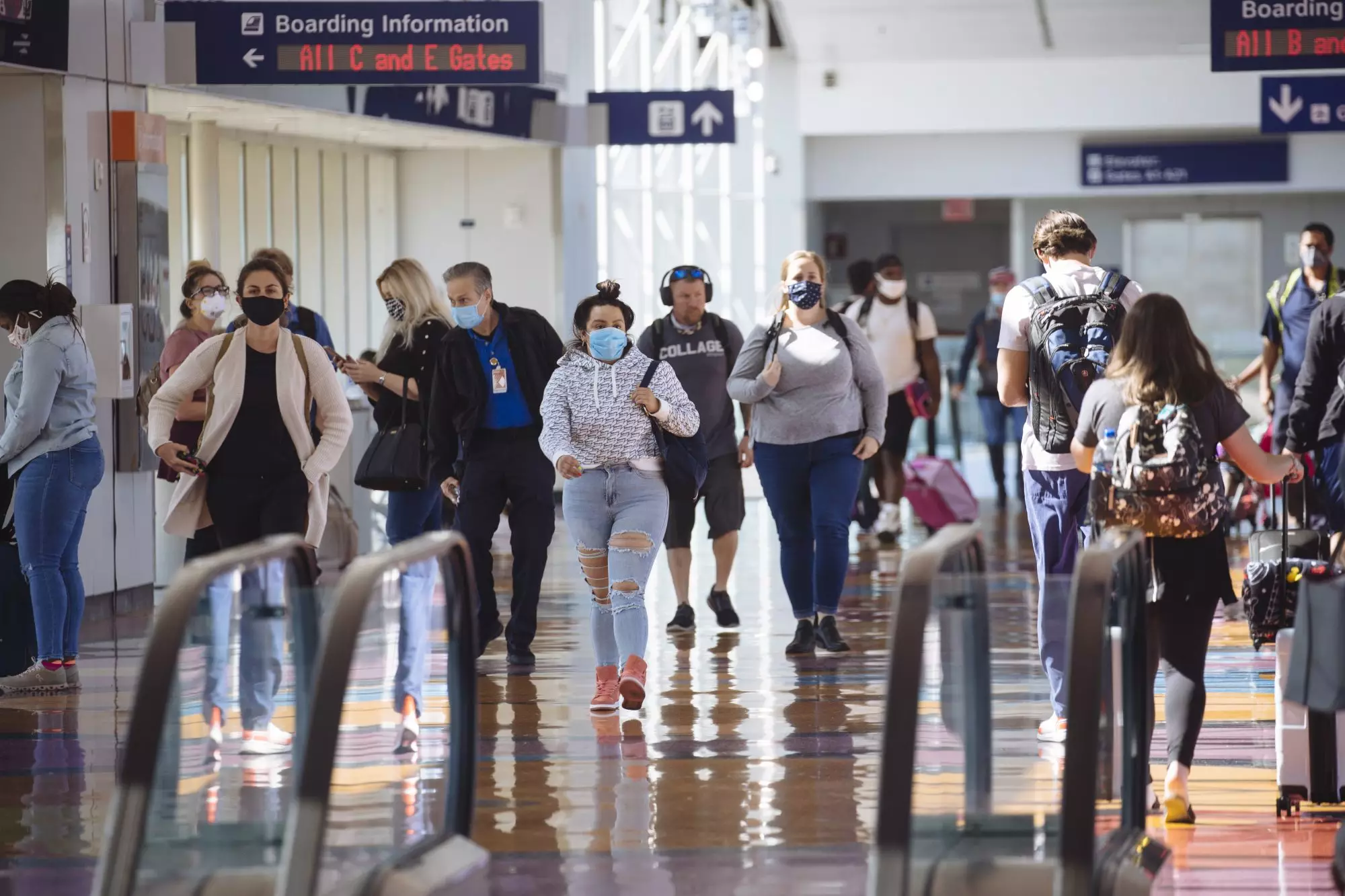 DFW нисэх онгоцны буудал дээр маск зүүсэн зорчигчид