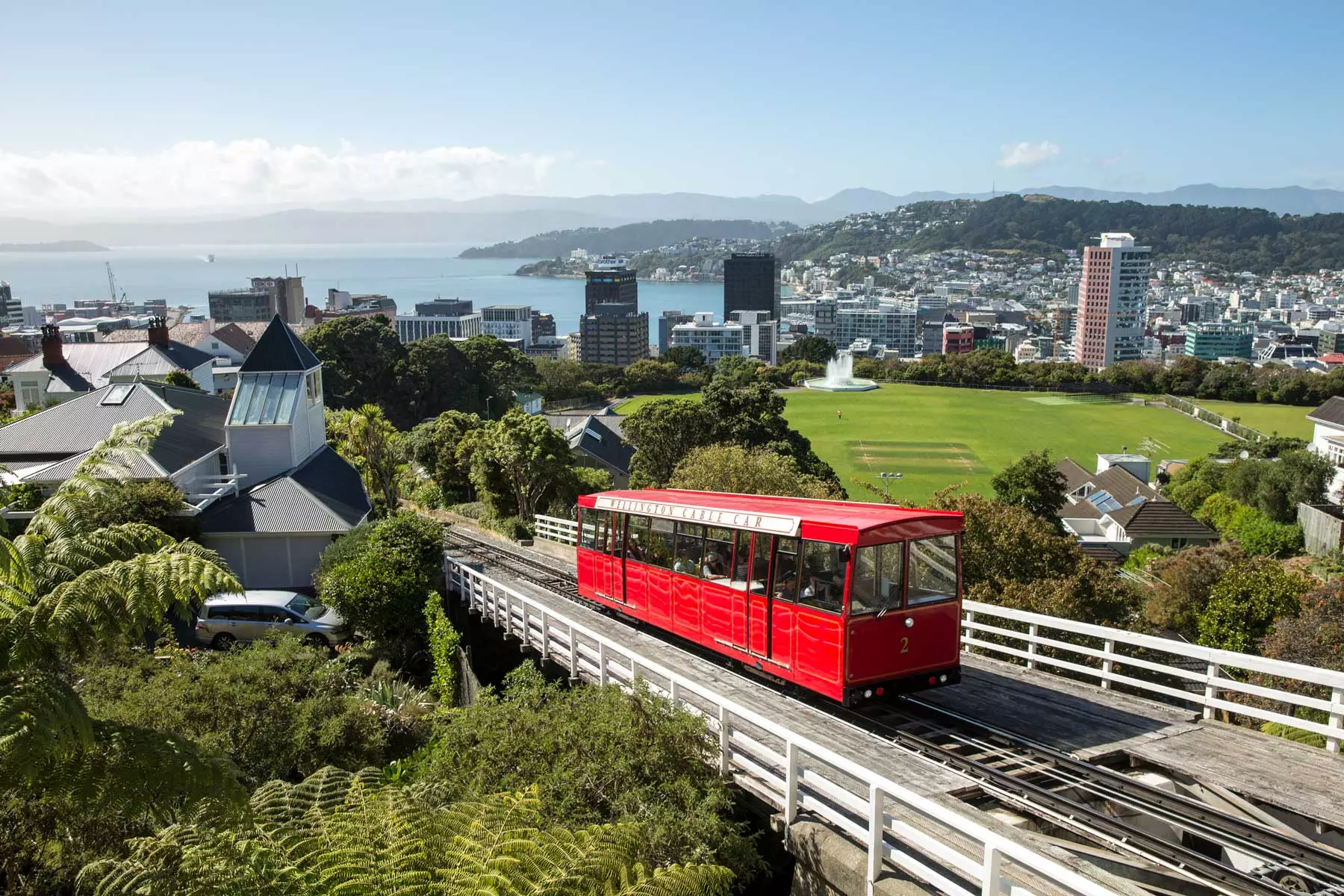 El teleférico de Wellington se extiende entre el CBD y el suburbio de la colina de Kelburn con vistas al puerto.