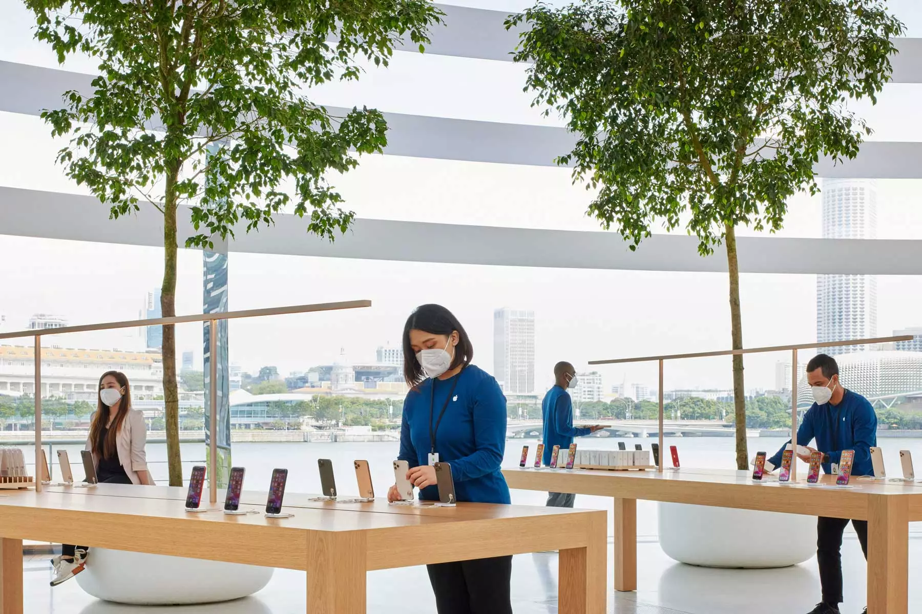 Ansatte i den nye Apple-butik i Marina Bay Sands Singapore