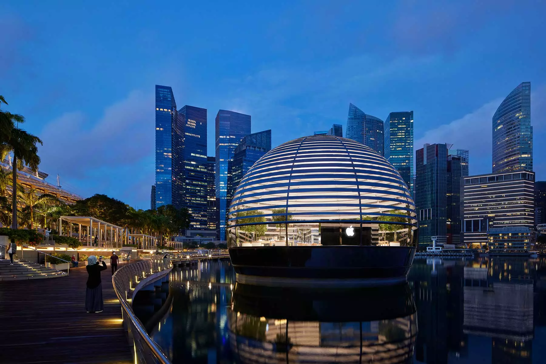 Apple-butikken i Marina Bay Sands, Singapore flyder på vandet og lyser om natten