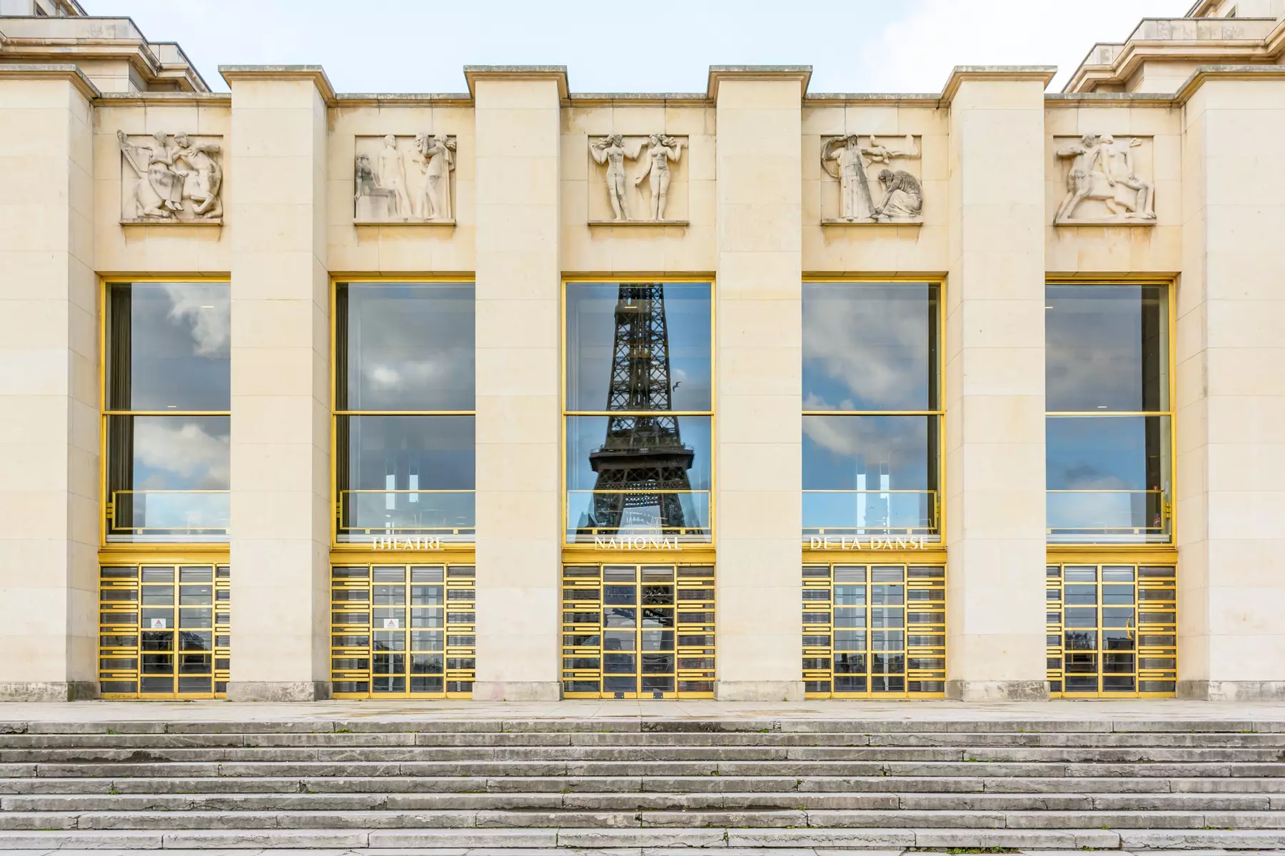 Umbono ongaphambili we-Art Deco style facade yeGrand Foyer yeTheatre National de Chaillot, ebekwe kwibhotwe leChaillot, elijongene nenqaba ye-Eiffel.