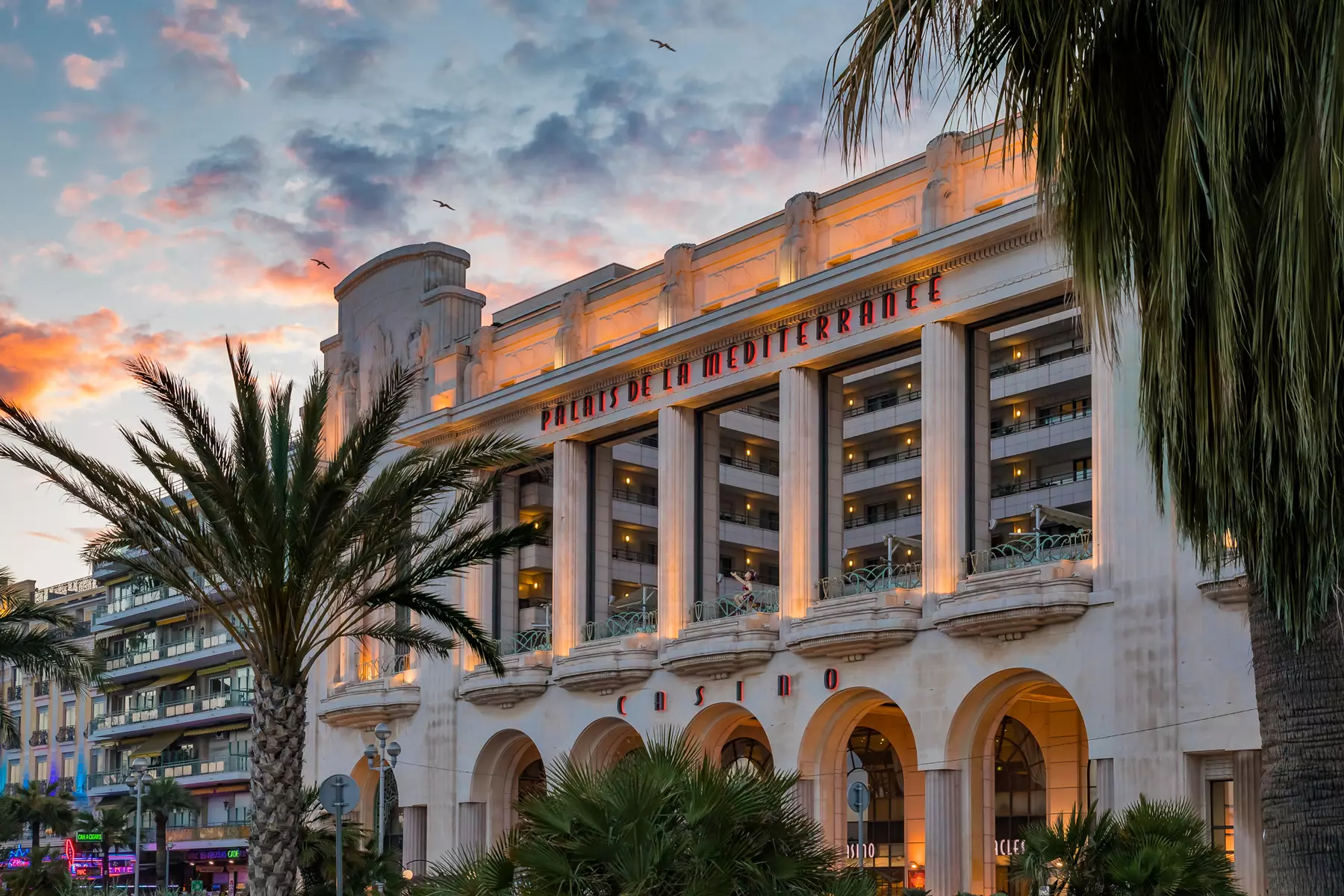 Imithi yesundu kunye nehotele edumileyo yePalais de la Mediterranee Art Deco kunye nekhasino nguHyatt kwiPromenade des Anglais ekutshoneni kwelanga.