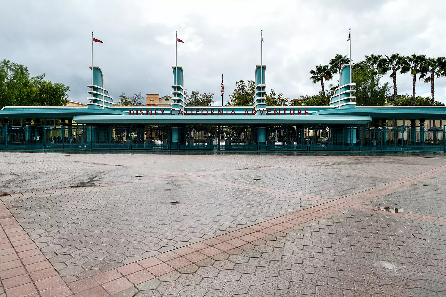 Įėjimas į „Disney California Adventure“ yra apleistas, nes visas Disneilendo kurortas uždaromas dėl koronaviruso (COVID-19) protrūkio Anaheime, Kalifornijoje, pirmadienį, 2020 m. kovo 16 d.